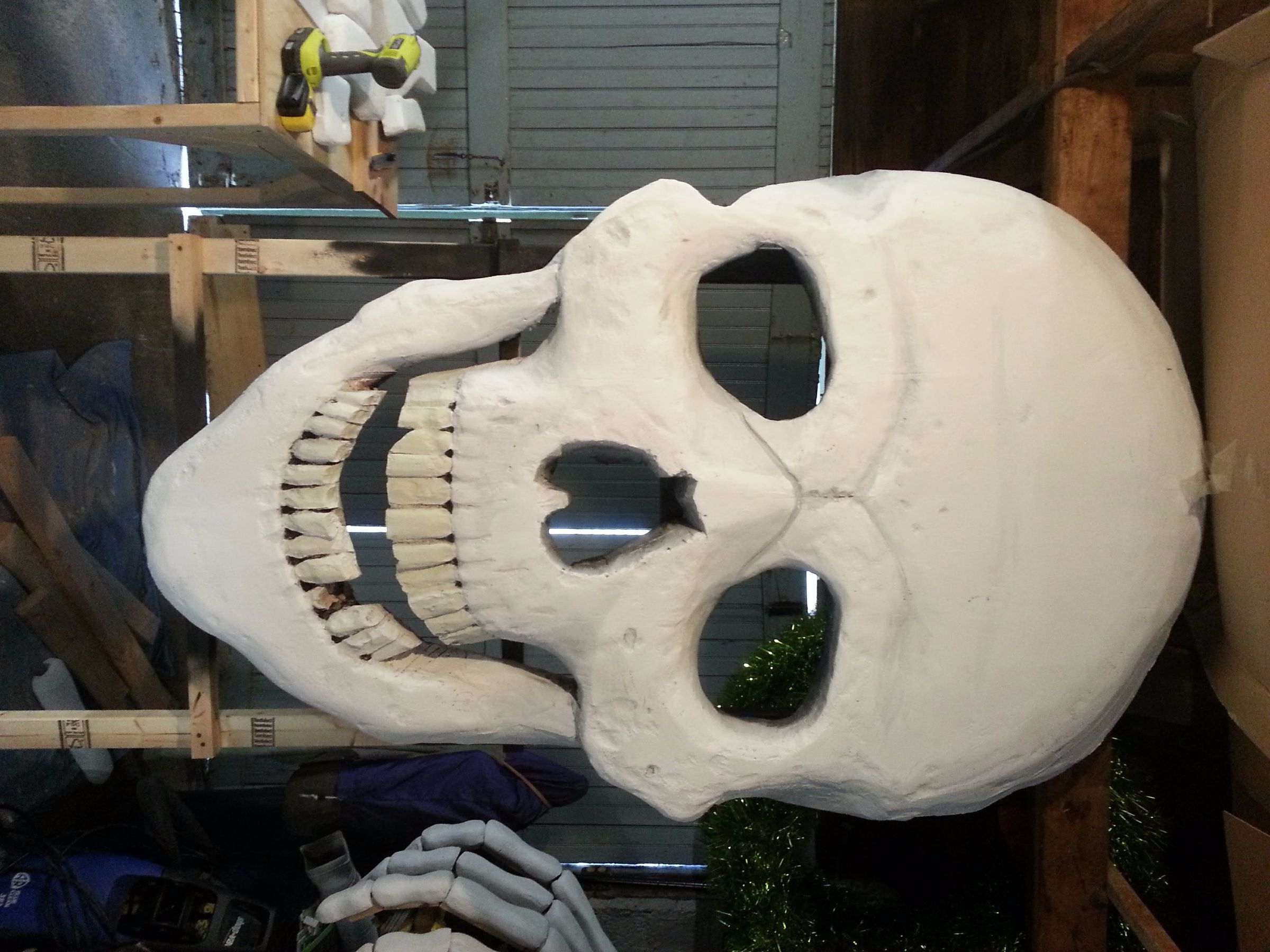 Giant Skeleton Halloween Decoration : 10 Steps (with Pictures ...