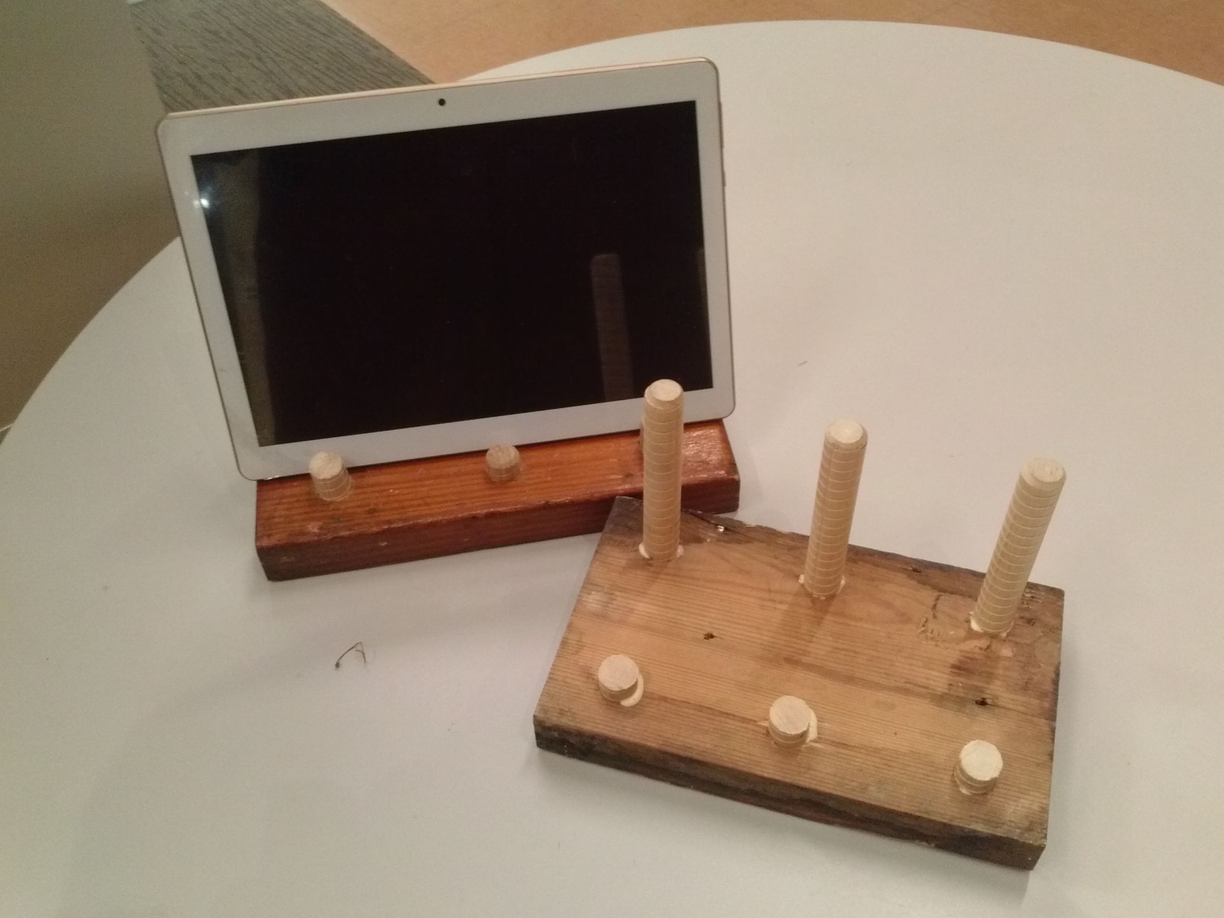 Dowel Peg Tablet Stand : 6 Steps (with Pictures) - Instructables