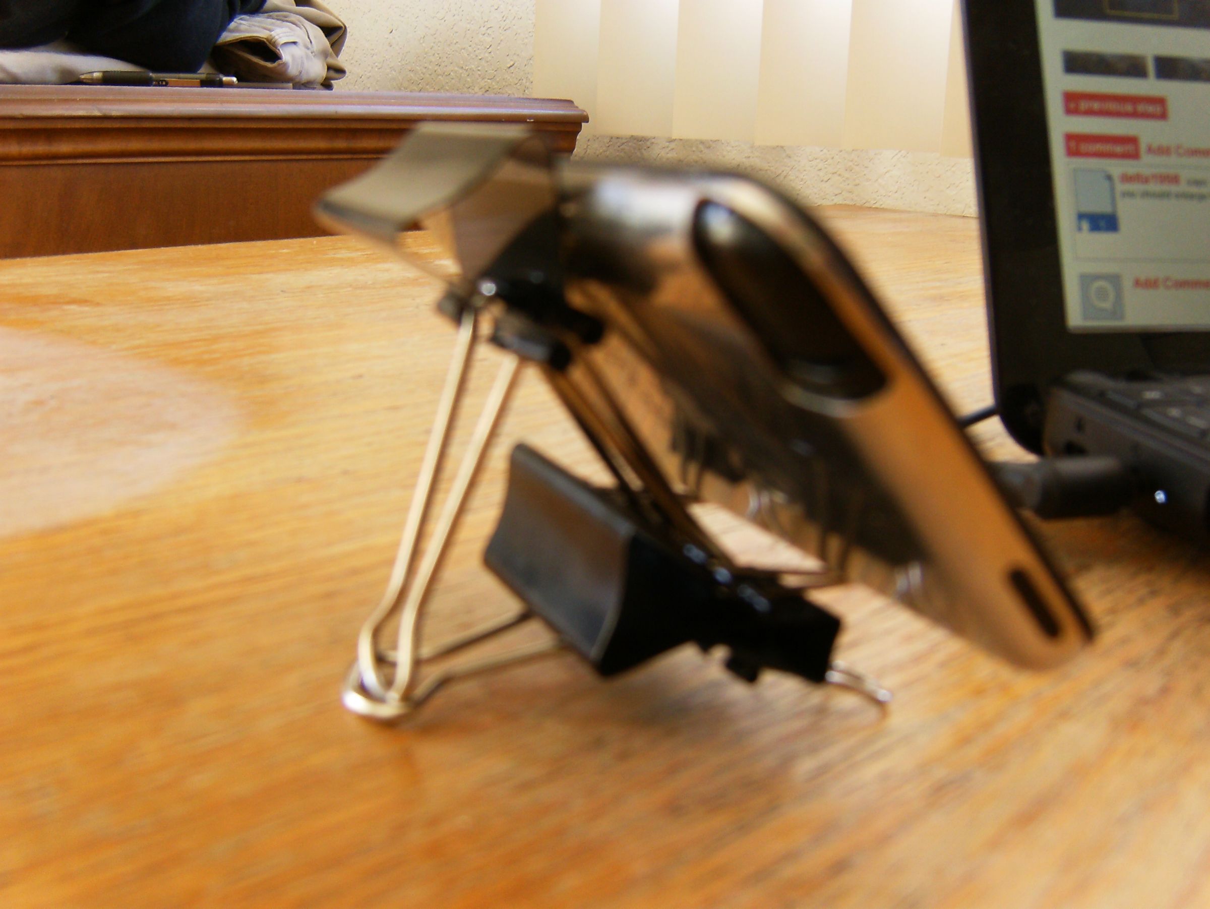 Binder Clip Dock Stand for Ipod/Iphone or Cellphone (almost for Any ...