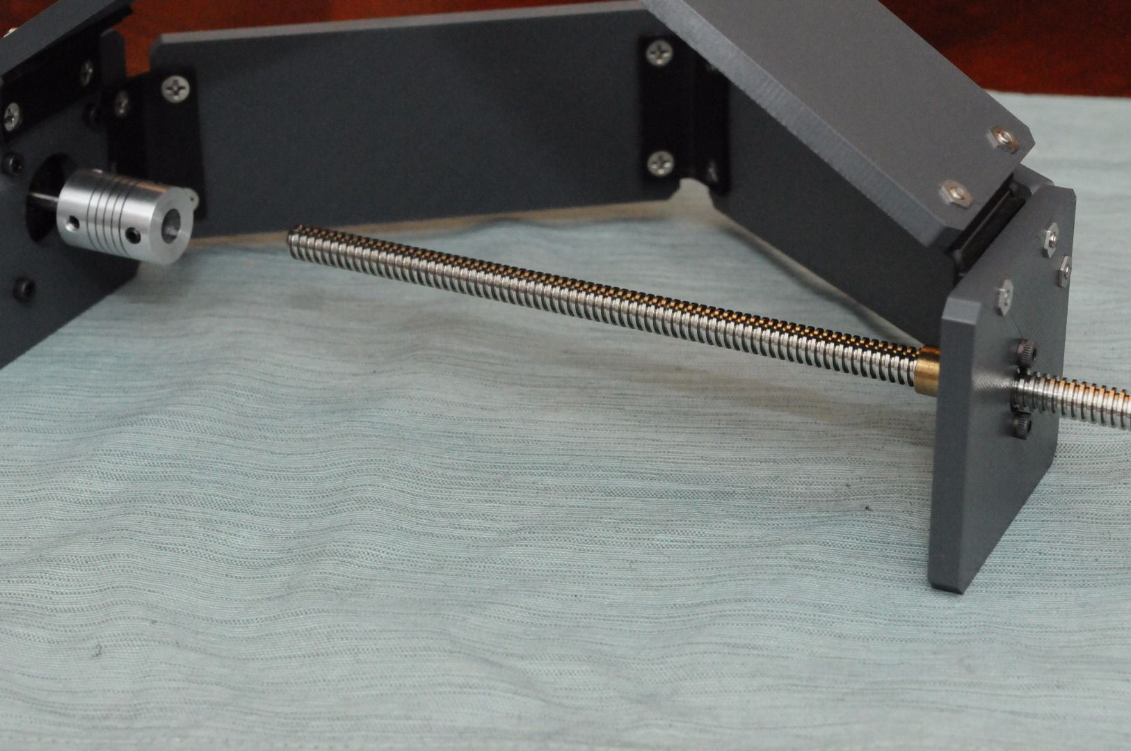 Low-Cost Linear Actuator Based on the Sarrus Linkage : 11 Steps (with ...