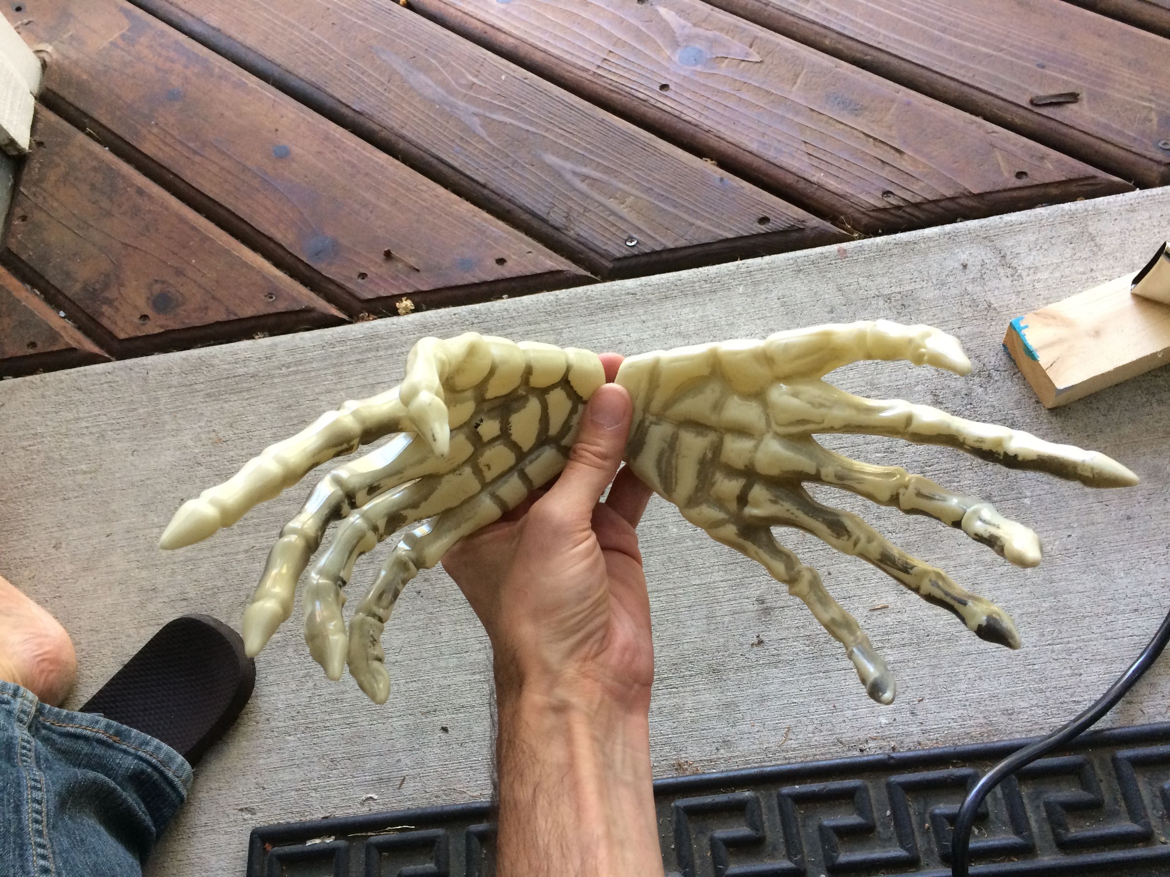 Quick and Spooky: Improving Dollar Store Skeleton Hands With a Heat Gun ...
