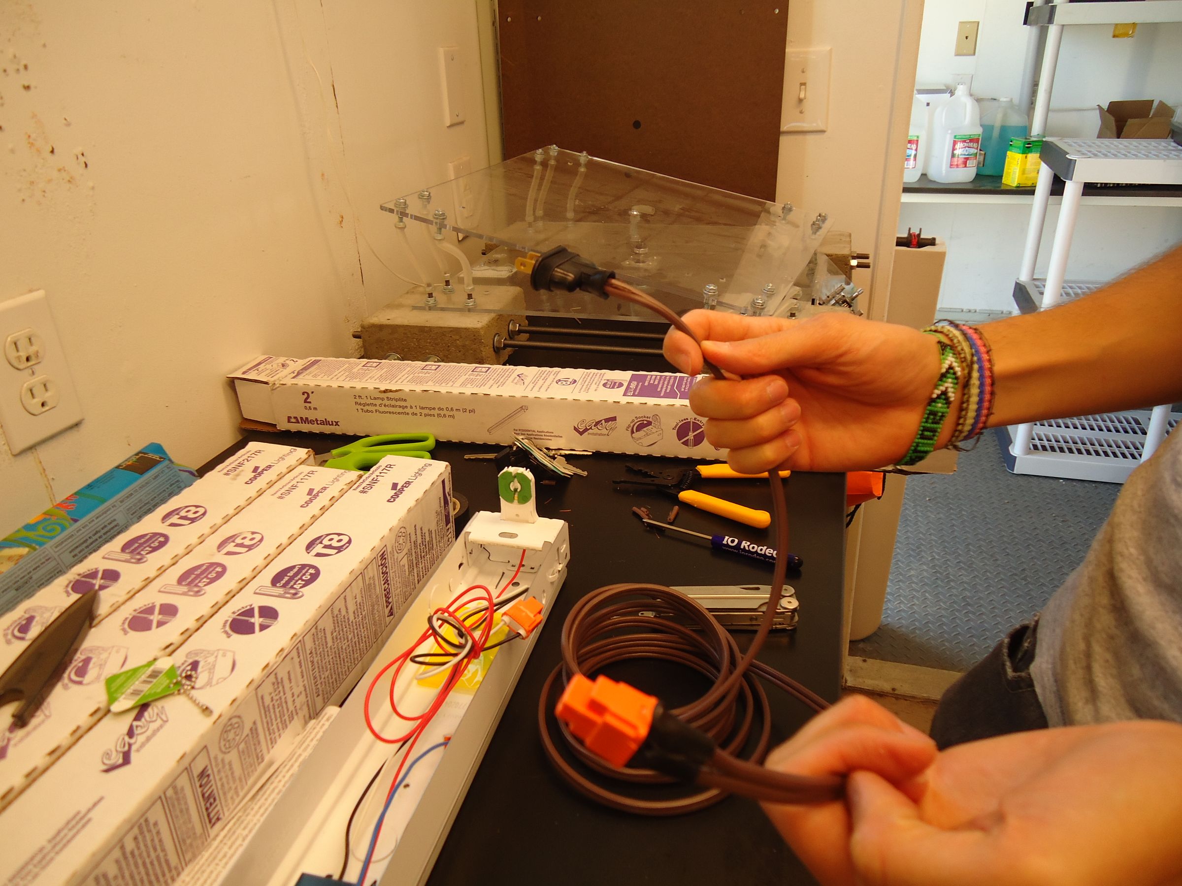 Biomonstaaar's Fluorescent Lights : 10 Steps - Instructables