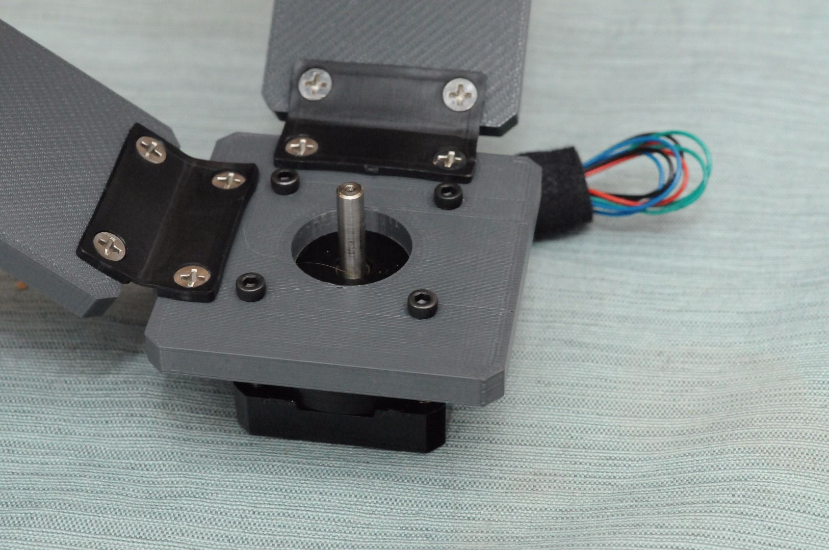 Low-Cost Linear Actuator Based on the Sarrus Linkage : 11 Steps (with ...