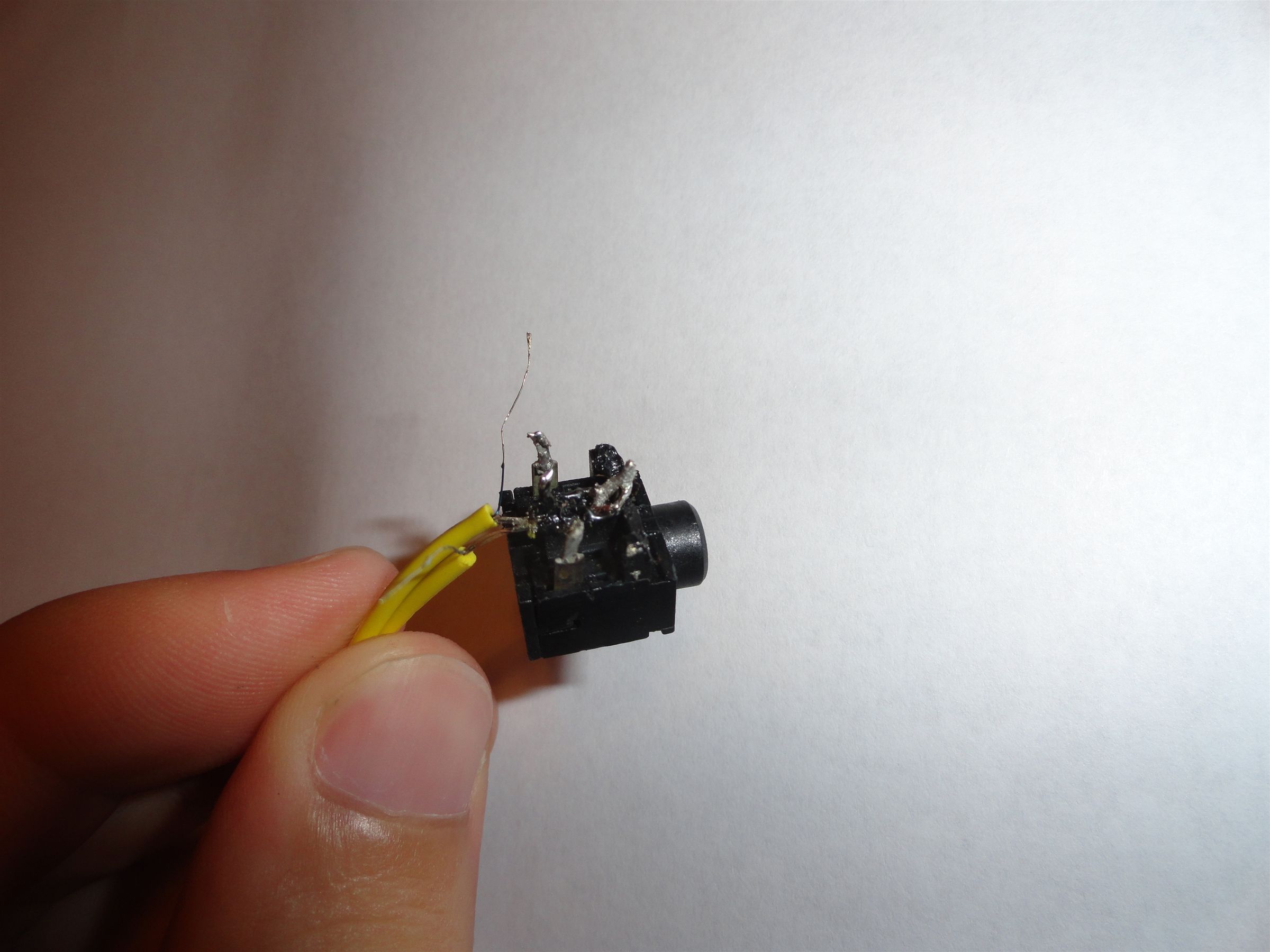 Headphone Splitter : 5 Steps - Instructables