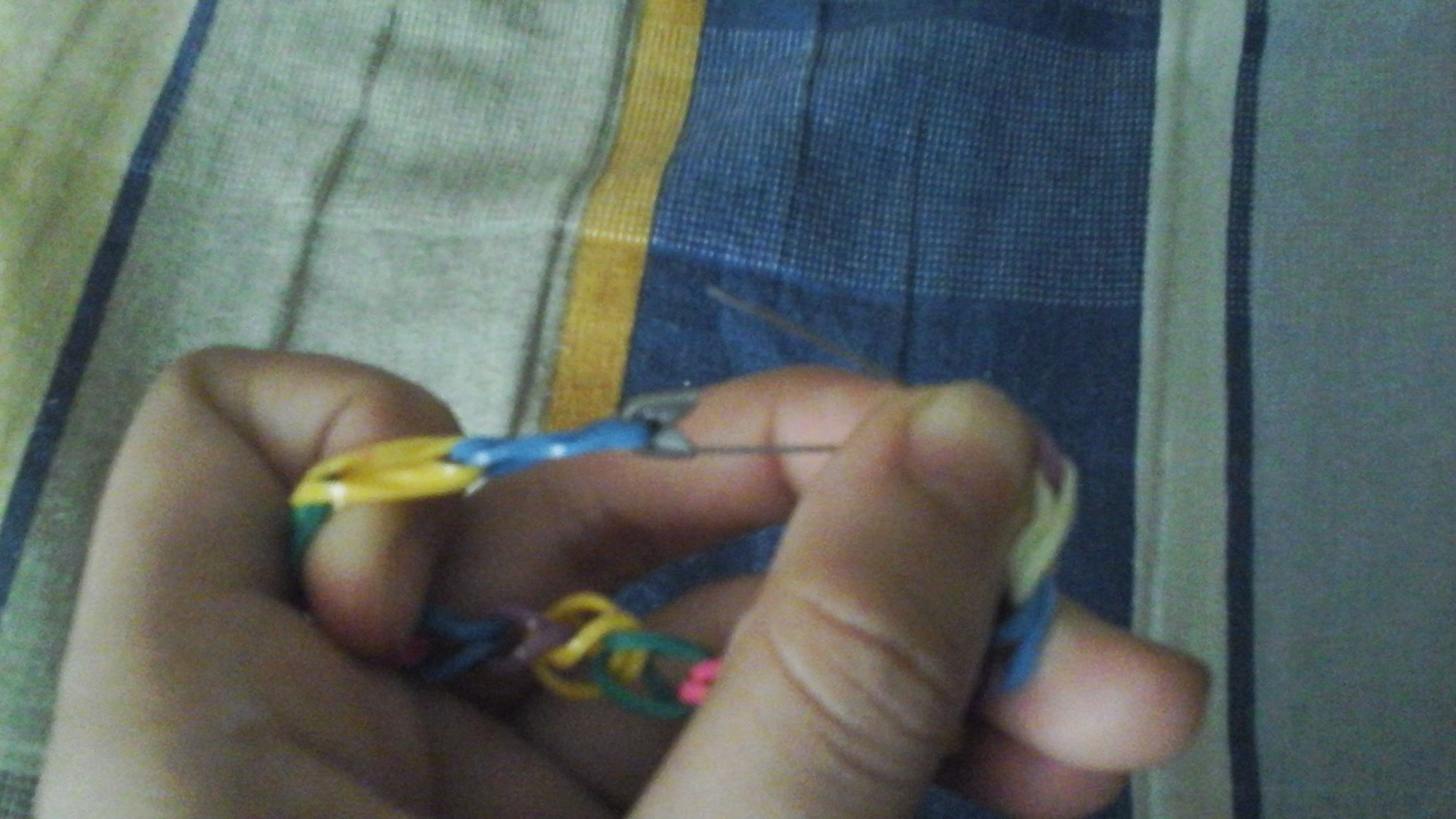 Loom Band Bracelet Using Fingers : 6 Steps - Instructables