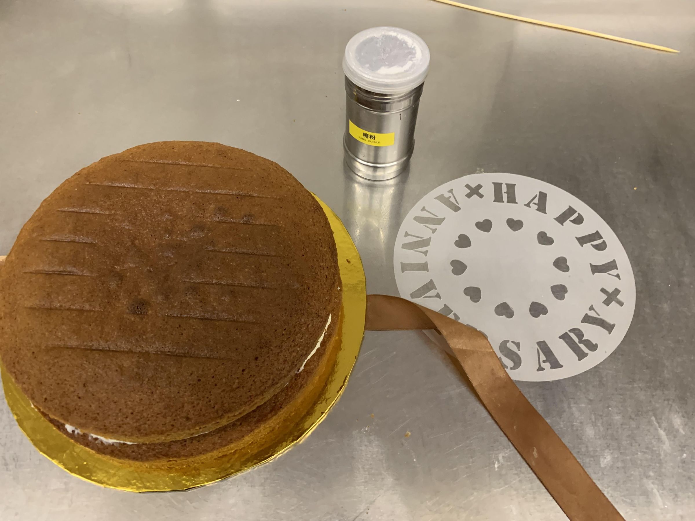 Quick Cake Customisation! : 6 Steps - Instructables