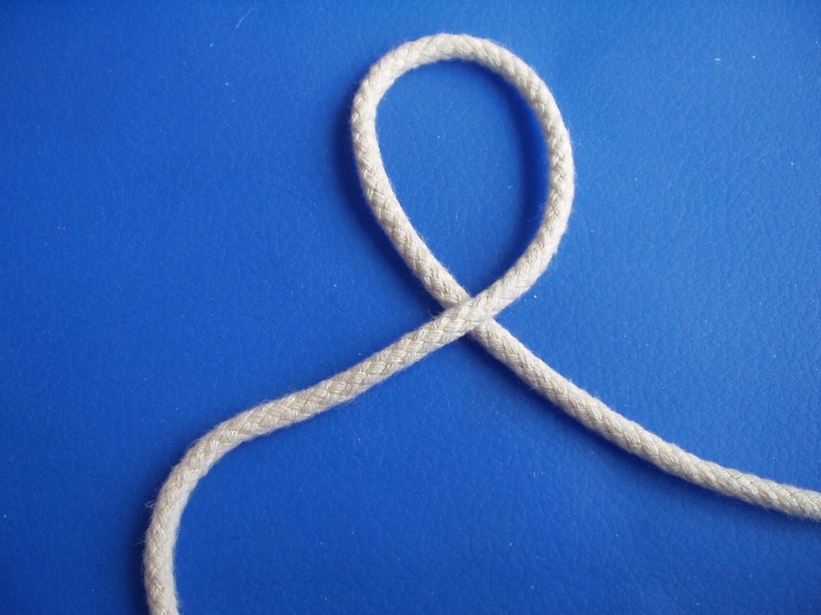 Knife Lanyard Knot Tied on the Table : 8 Steps - Instructables