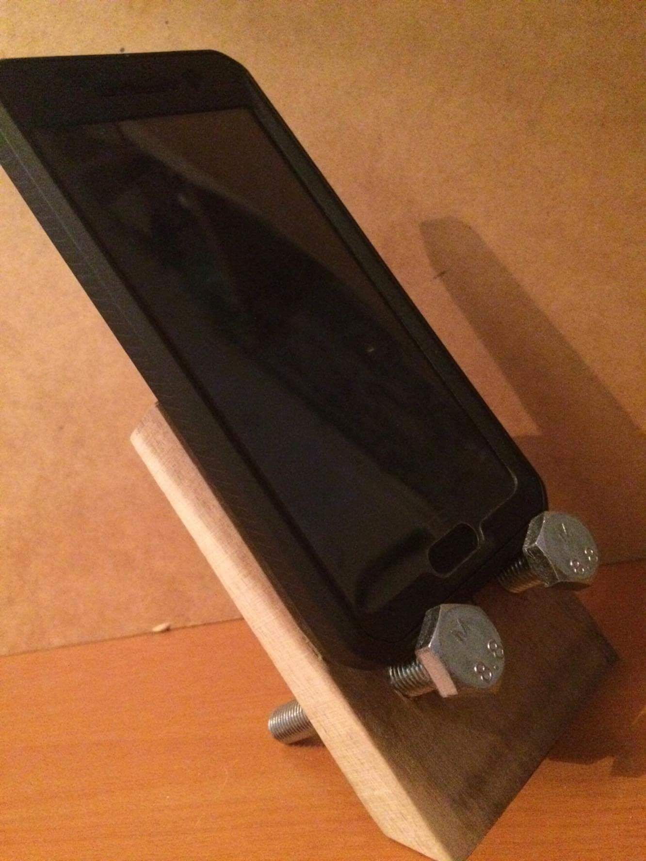 Pallet Phone Stand : 5 Steps - Instructables