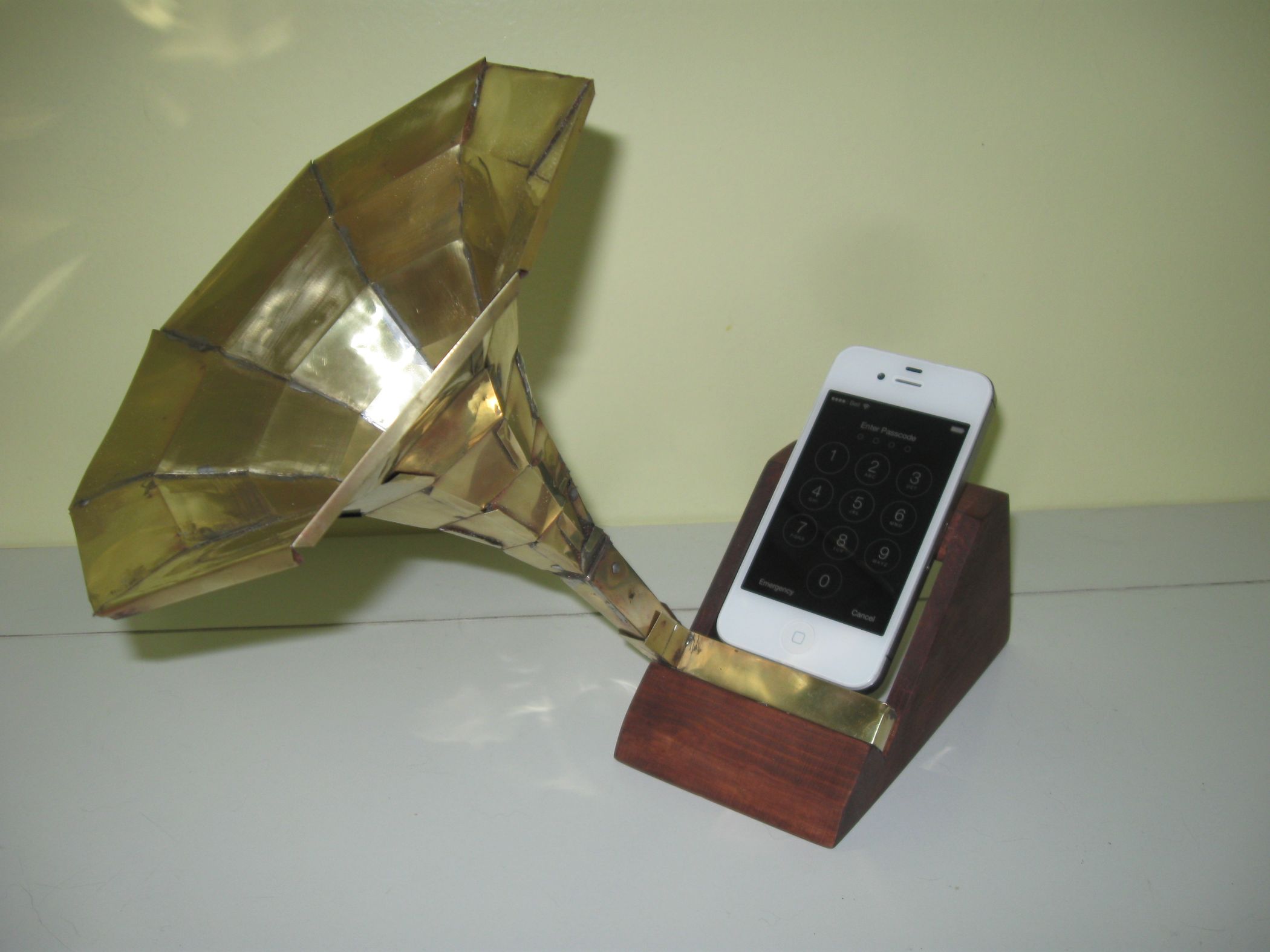 Gramophone Dock AKA Shiny Metal Papercraft : 7 Steps - Instructables