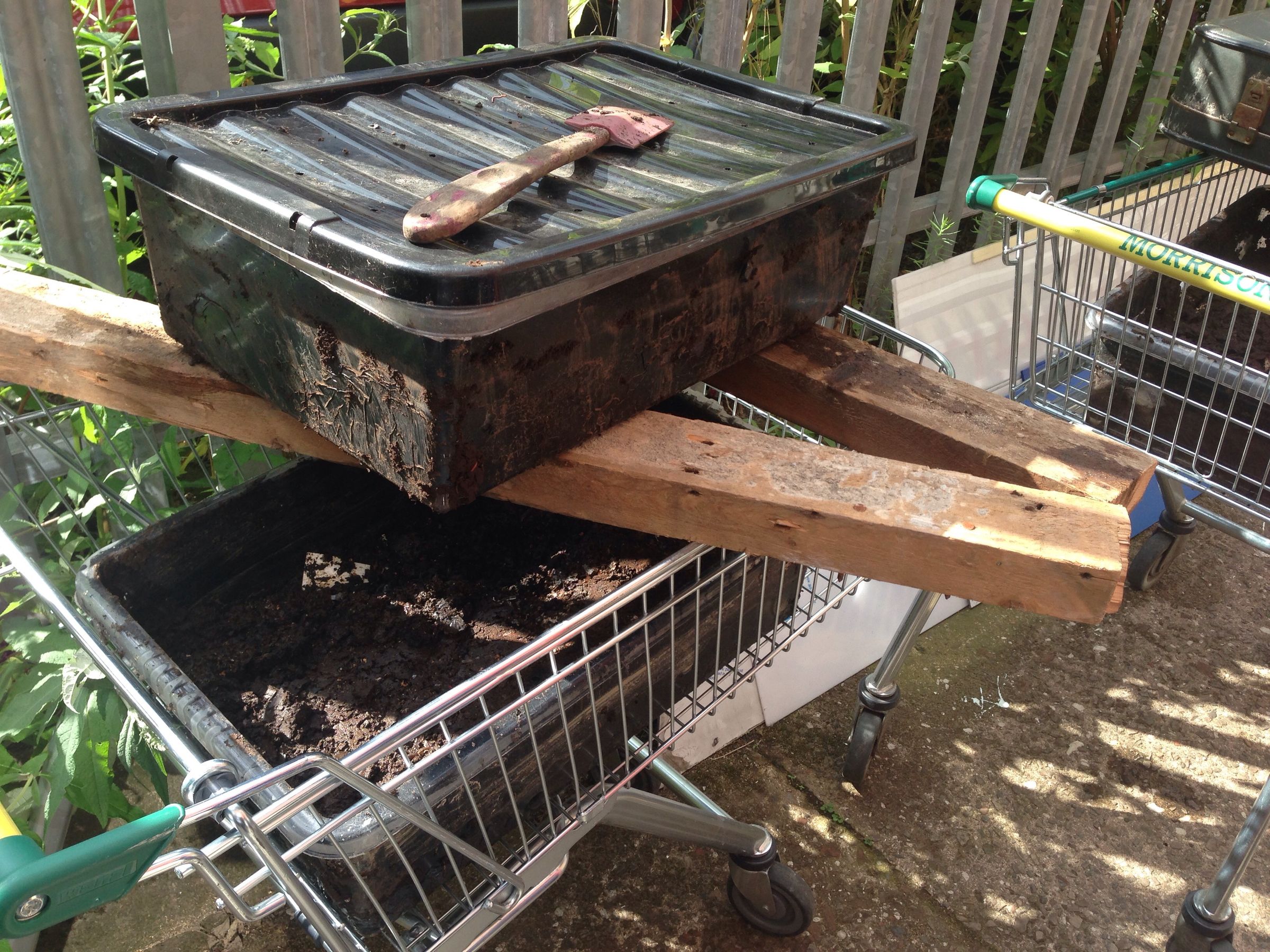 Make or Upgrade a Worm Composter : 4 Steps (with Pictures) - Instructables