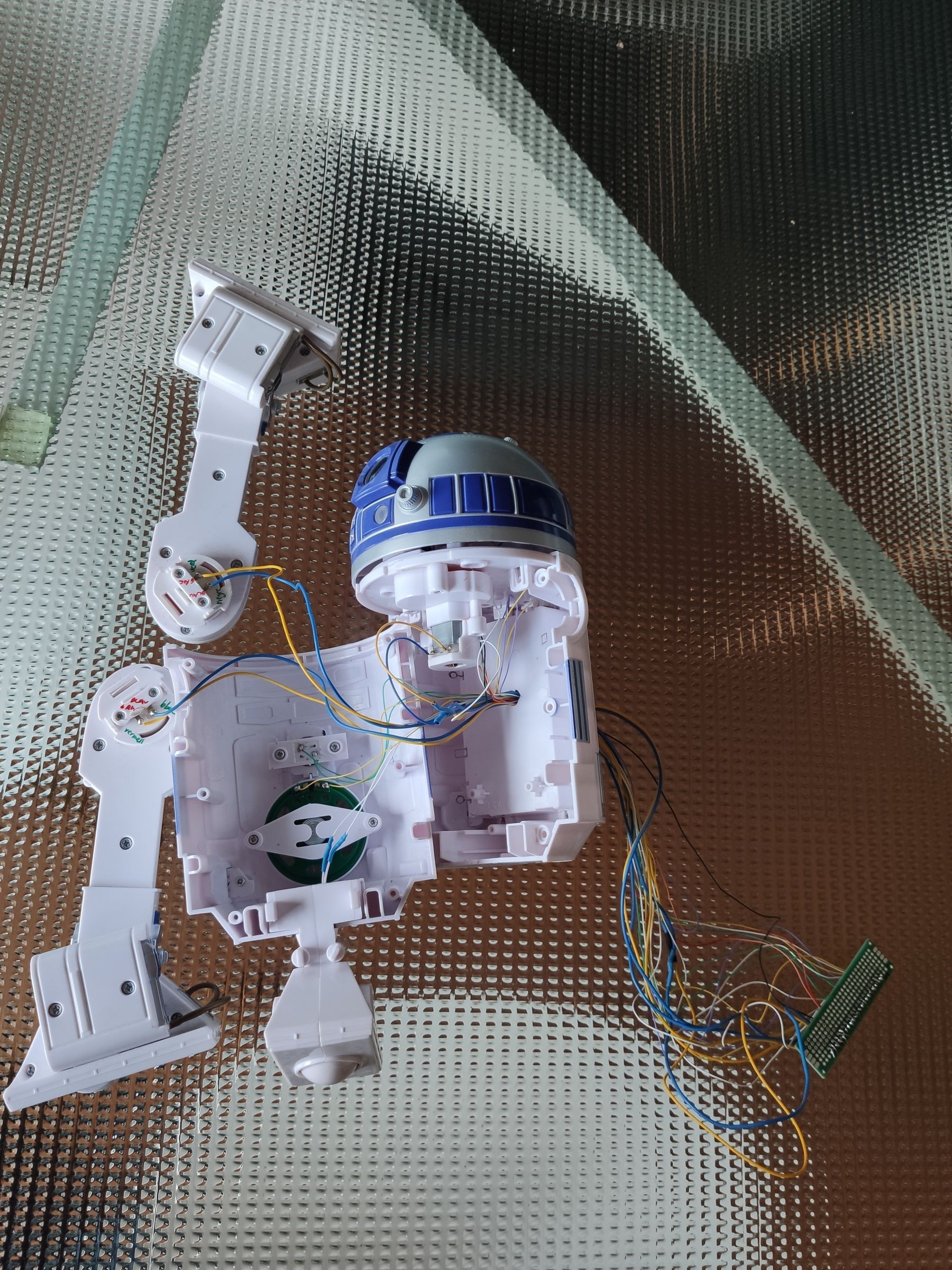 Hacked Disney R2D2: Bluetooth Control, More Sounds (ESP32, DFPlayer ...