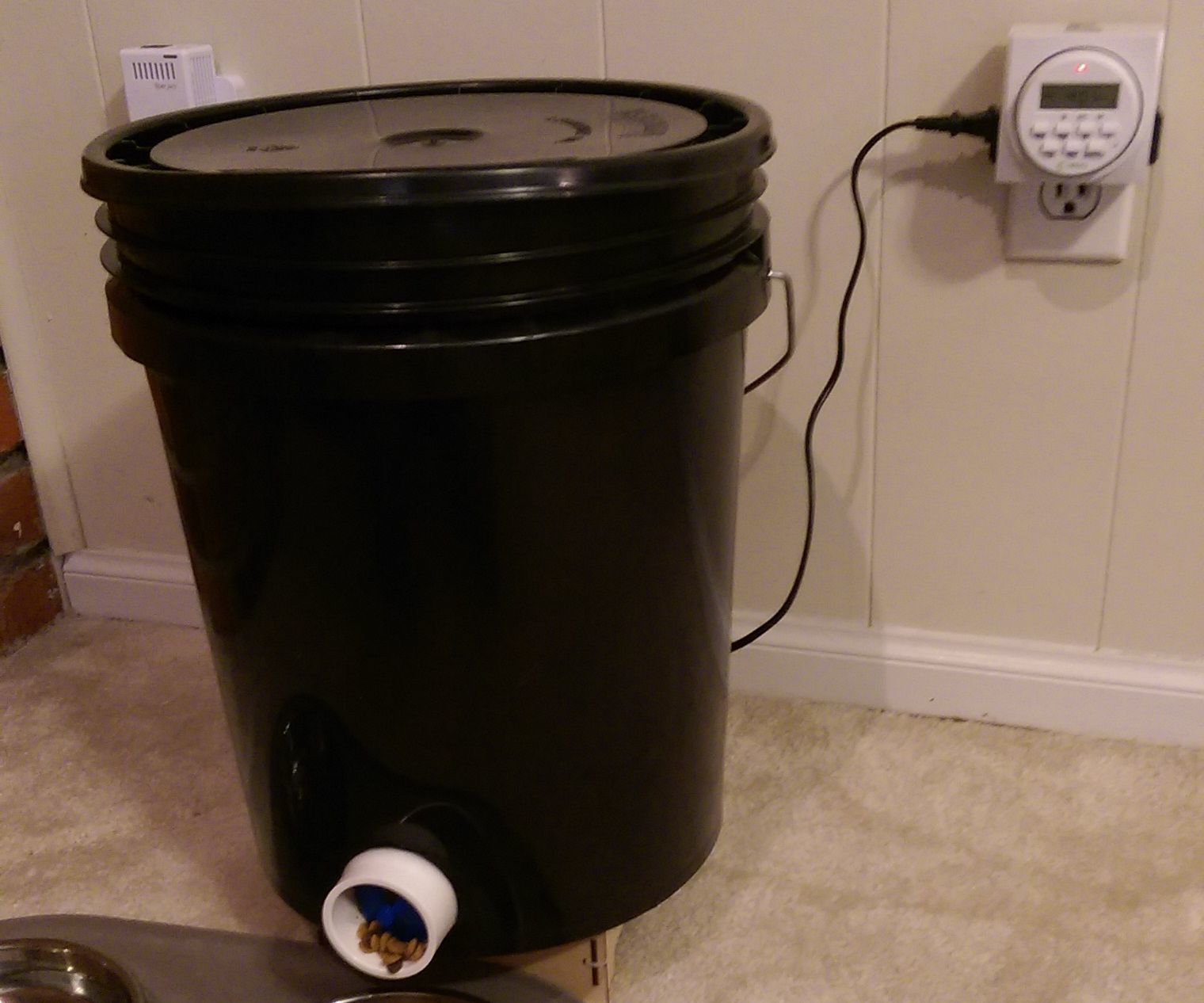 Automated 5 Gallon Bucket Feeder : 11 Steps (with Pictures) - Instructables