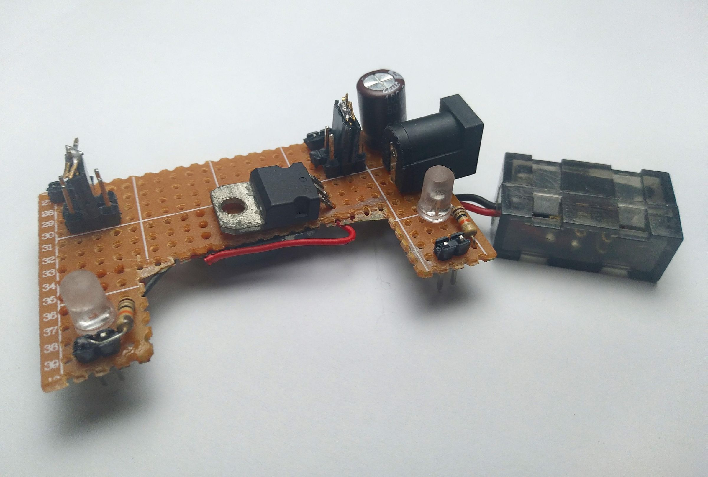 DIY Cheap and Simple Breadboard Power Supply : 5 Steps - Instructables