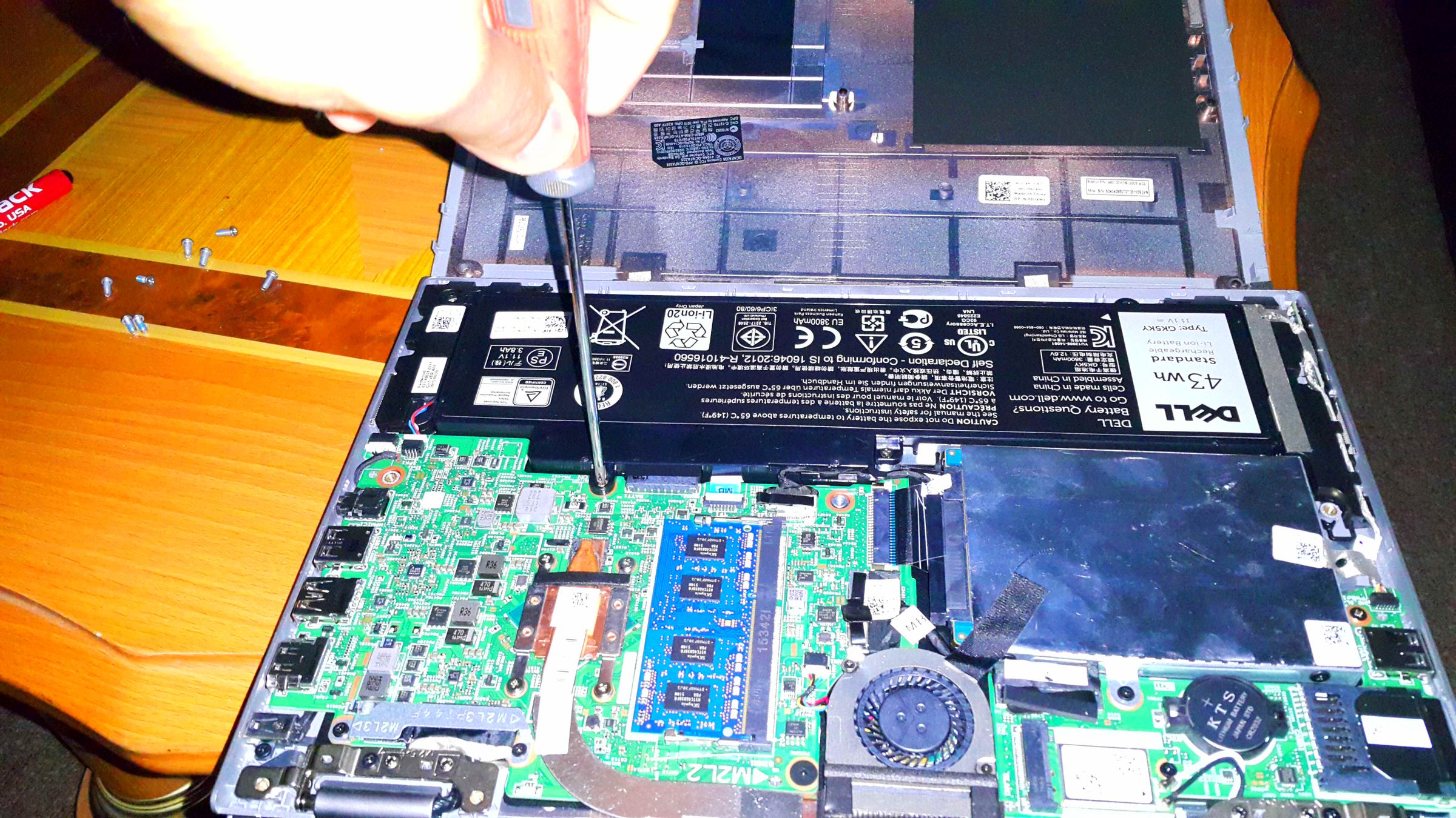 Removing the Battery of a Dell Inspiron 3147. - Instructables