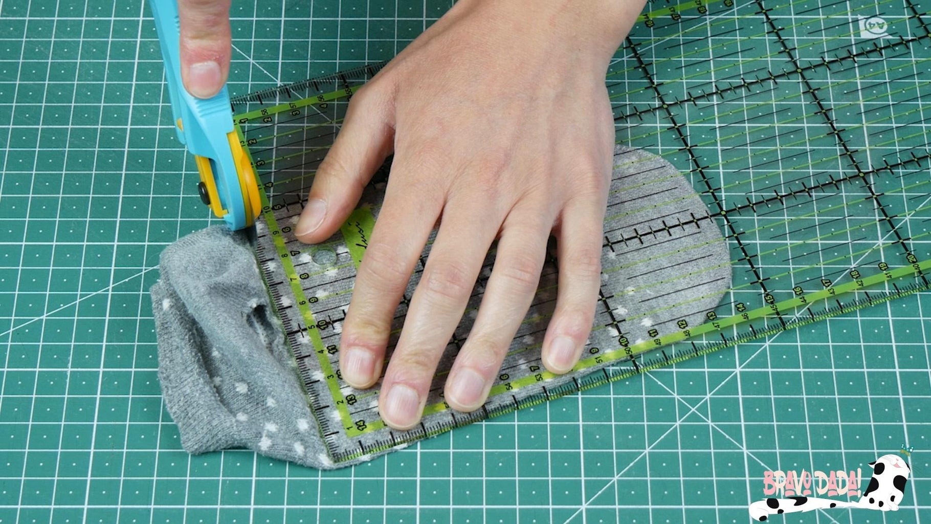 DIY How To Make A Cat Toy Out Of Old Socks Old Clothes Reuse Ideas diy-how-to-make-a-cat-toy-out-of-old-socks-old-clothes-reuse-ideas