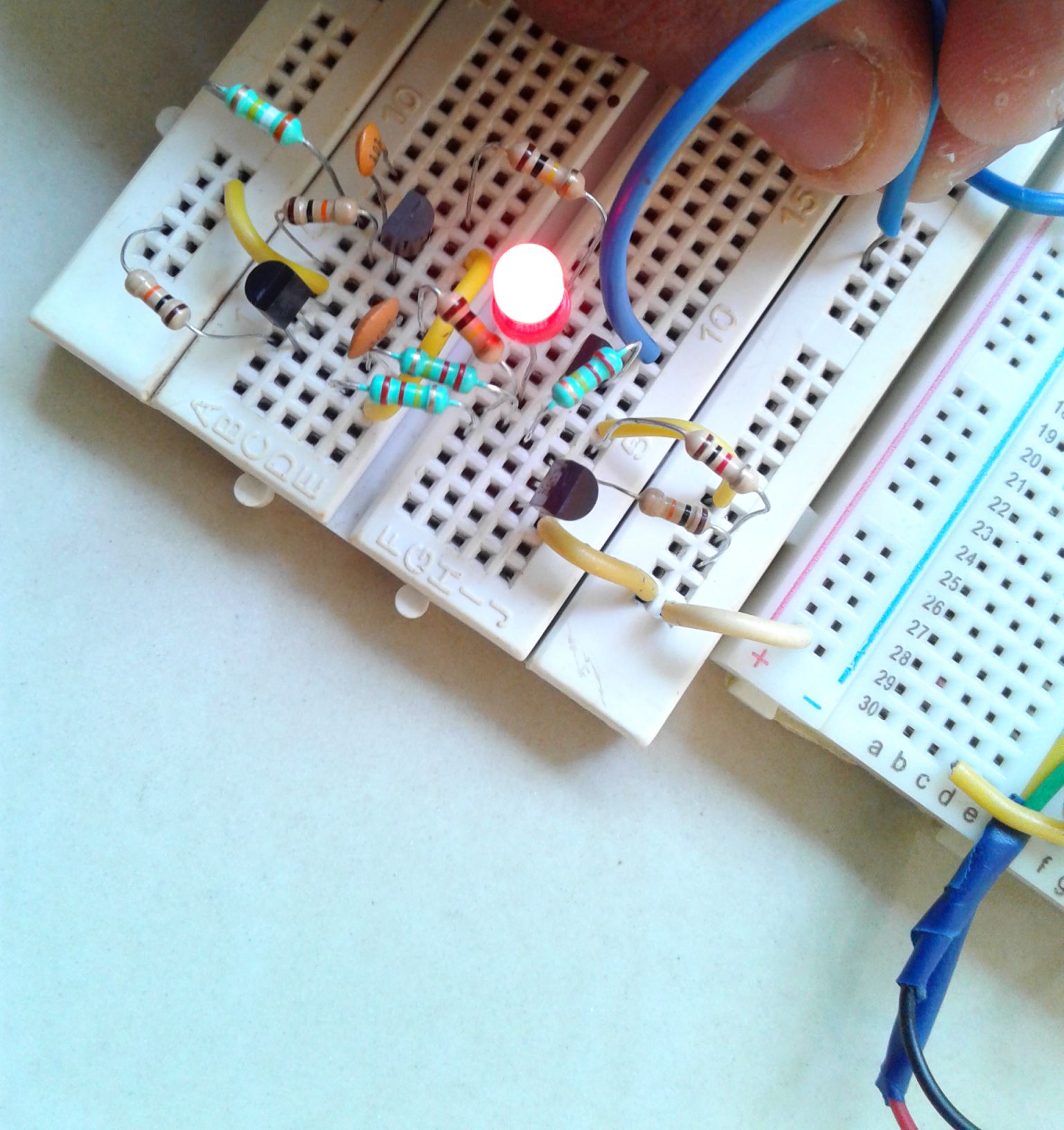BCD Counter Using Discrete TRANSISTORS : 16 Steps - Instructables