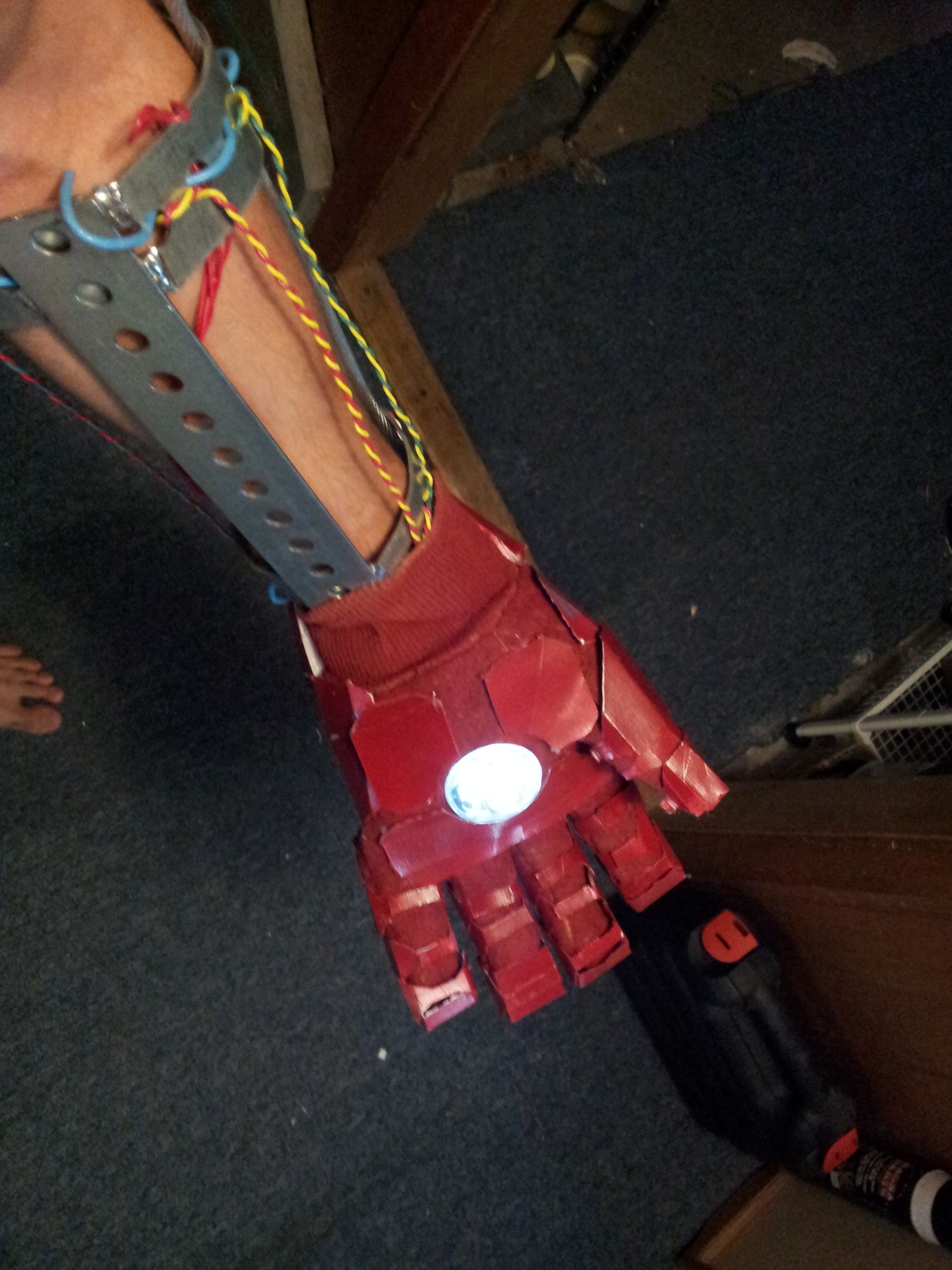 Iron Man Arc Reactor and Repulsor Arm : 3 Steps - Instructables