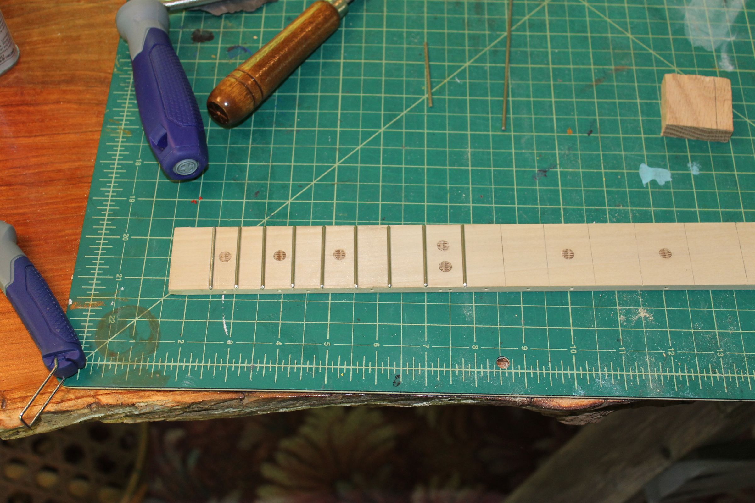 Awesome Cigar Box Dulcimer : 14 Steps (with Pictures) - Instructables