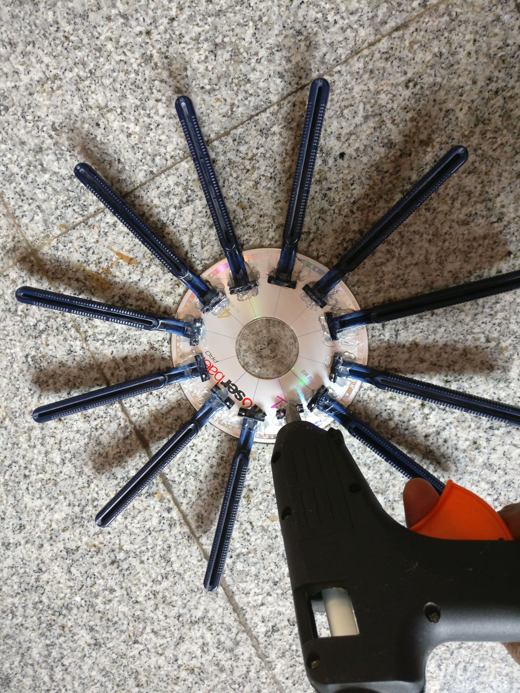 Recycled Razor Blades Clock : 3 Steps (with Pictures) - Instructables