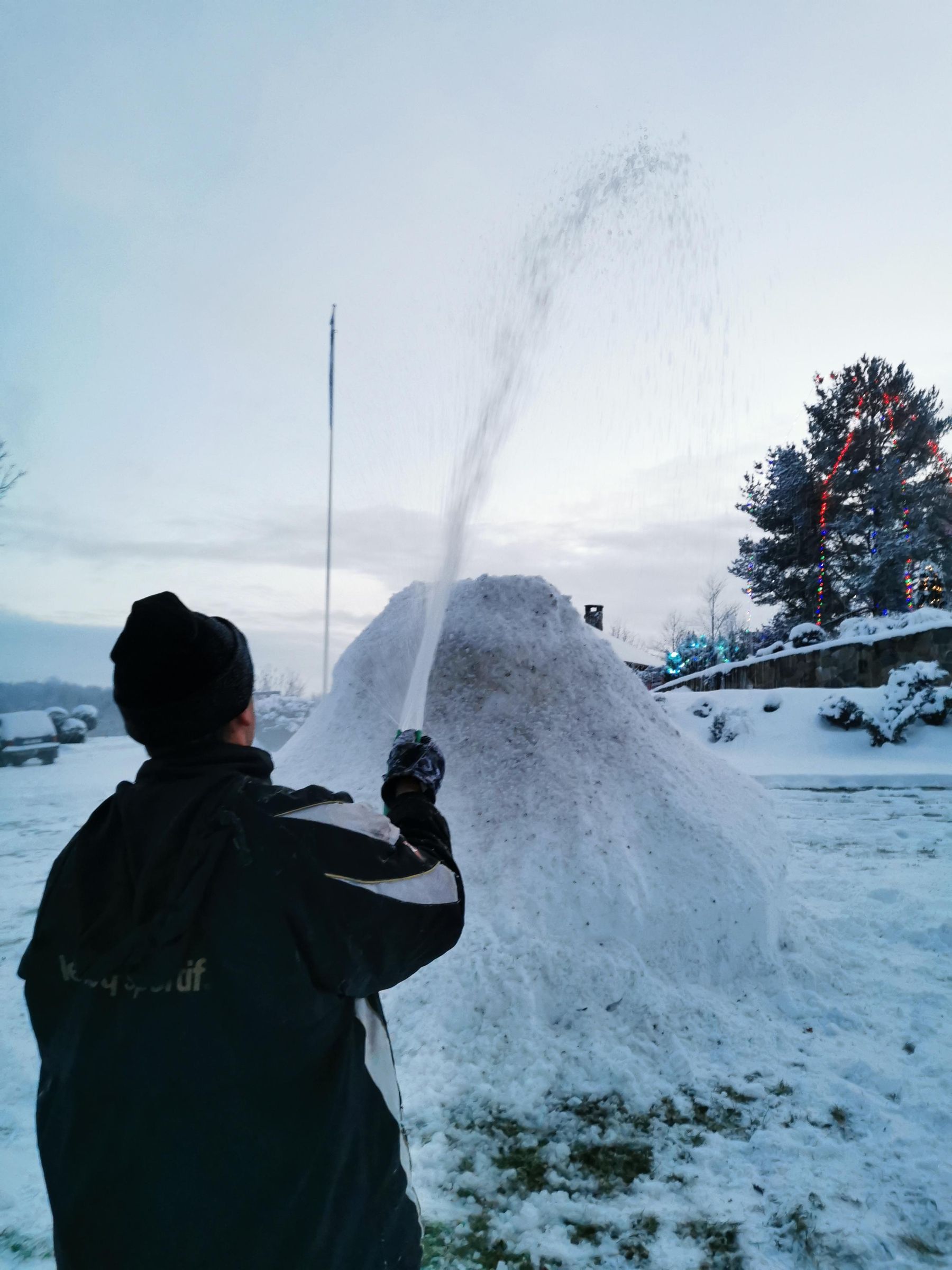 How to Build a Snow Quinzhee : 4 Steps (with Pictures) - Instructables
