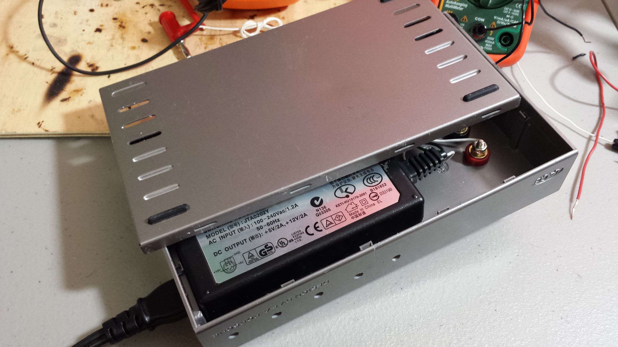 Building a Super Simple Regulated Bench Power Supply From an Old ...