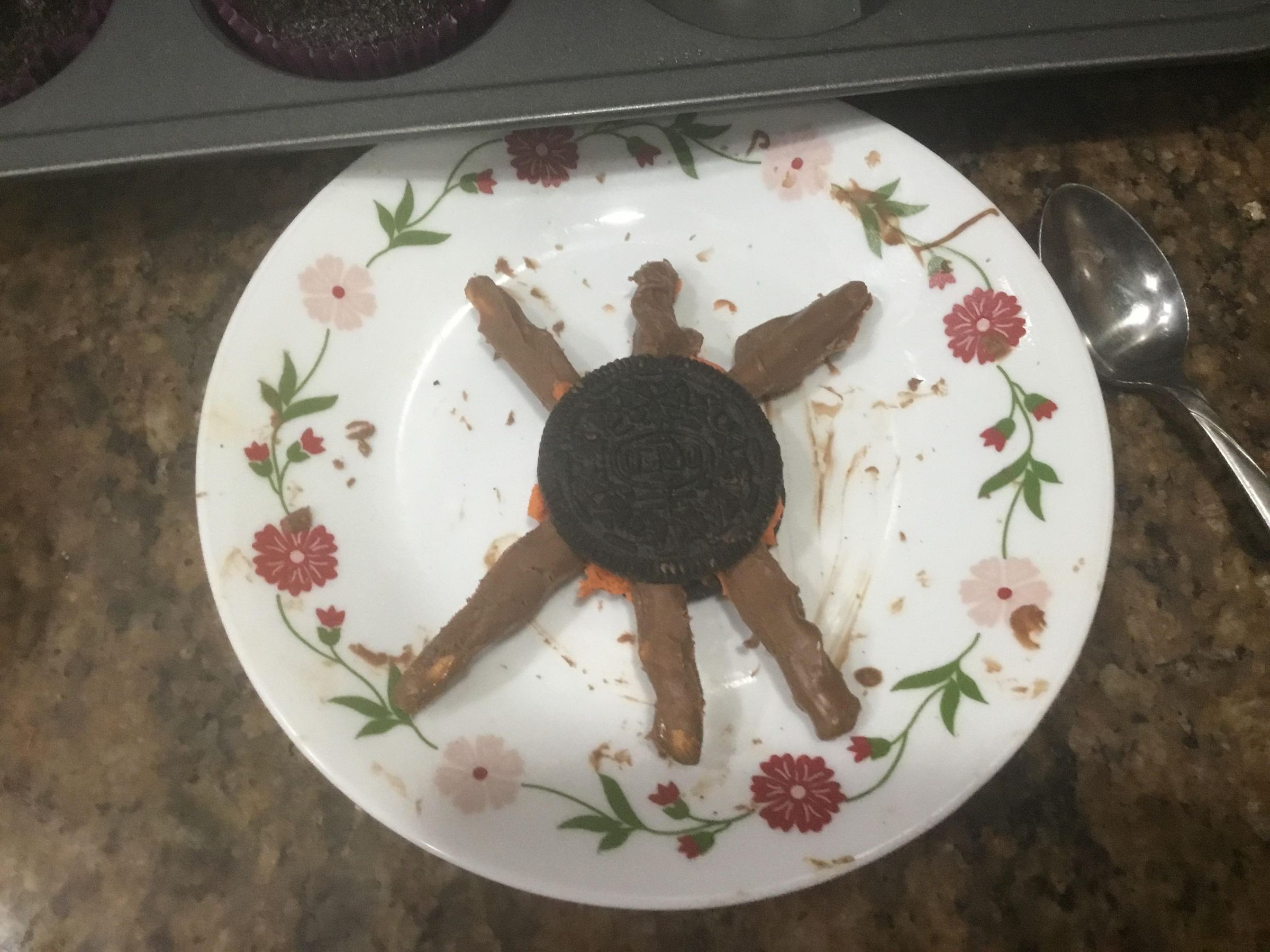 Easy Halloween Themed Chocolate Chip Cupcakes With Edible Spider : 6 ...