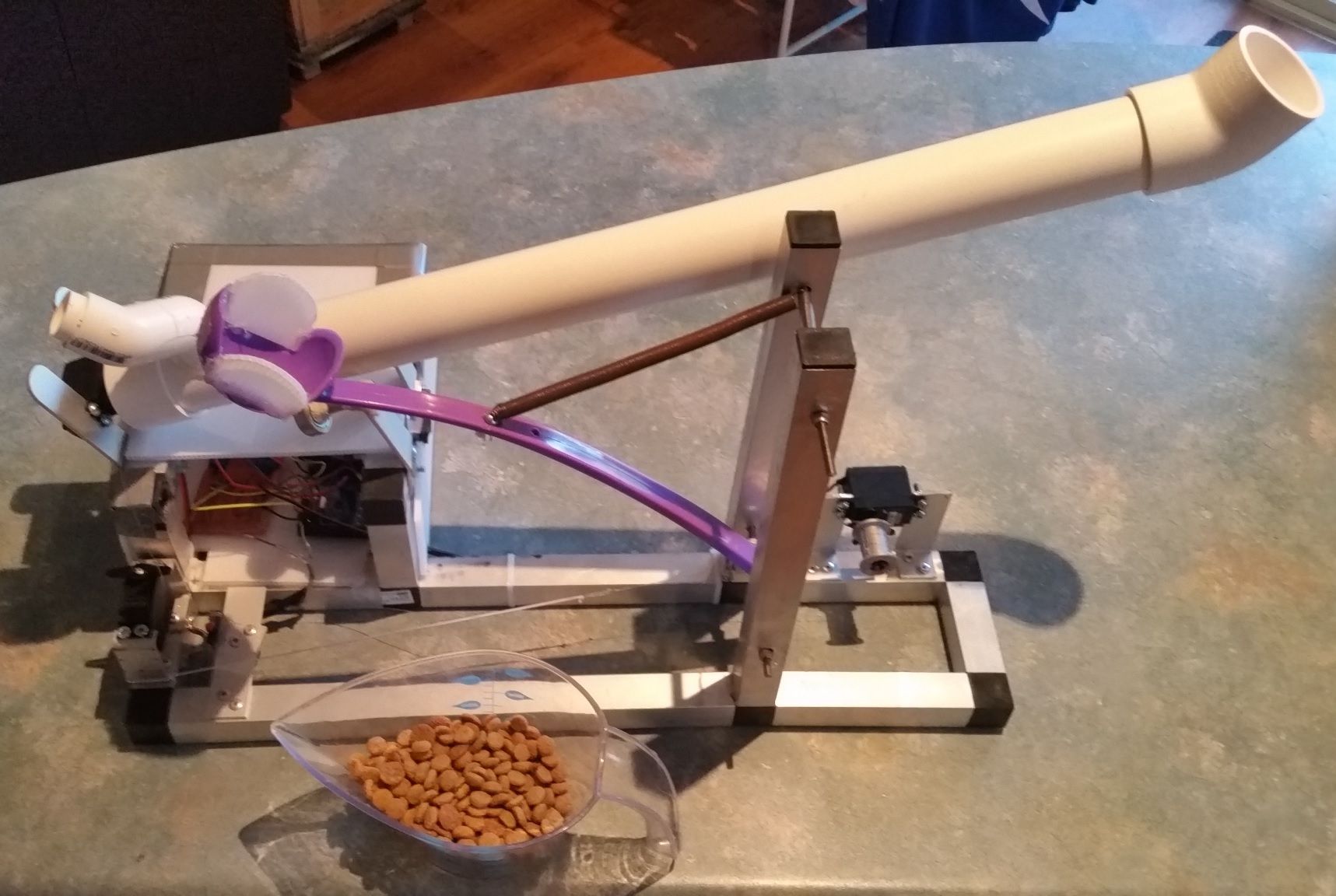 Automatic Catapult for Throwing Pet Food (dog, Cat, Chicken, Etc ...