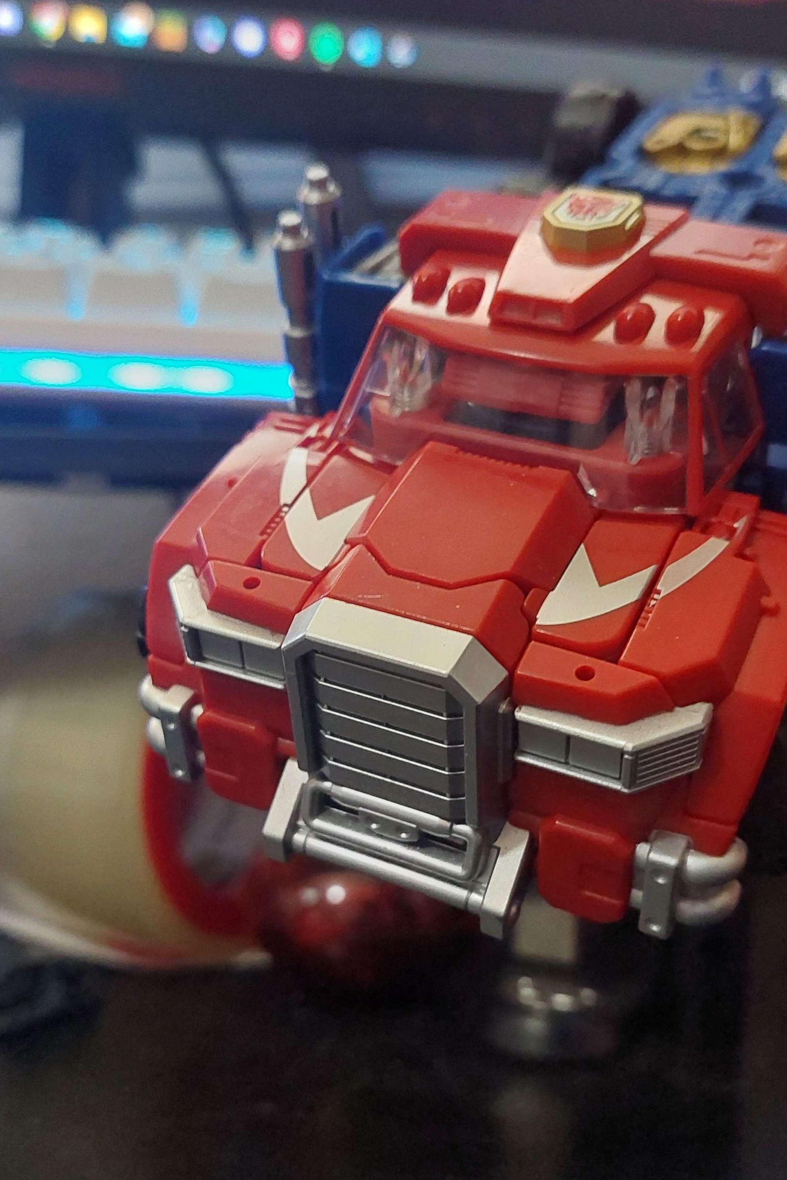 How to Convert Legacy Armada Optimus Prime From Core Robot to Truck and ...