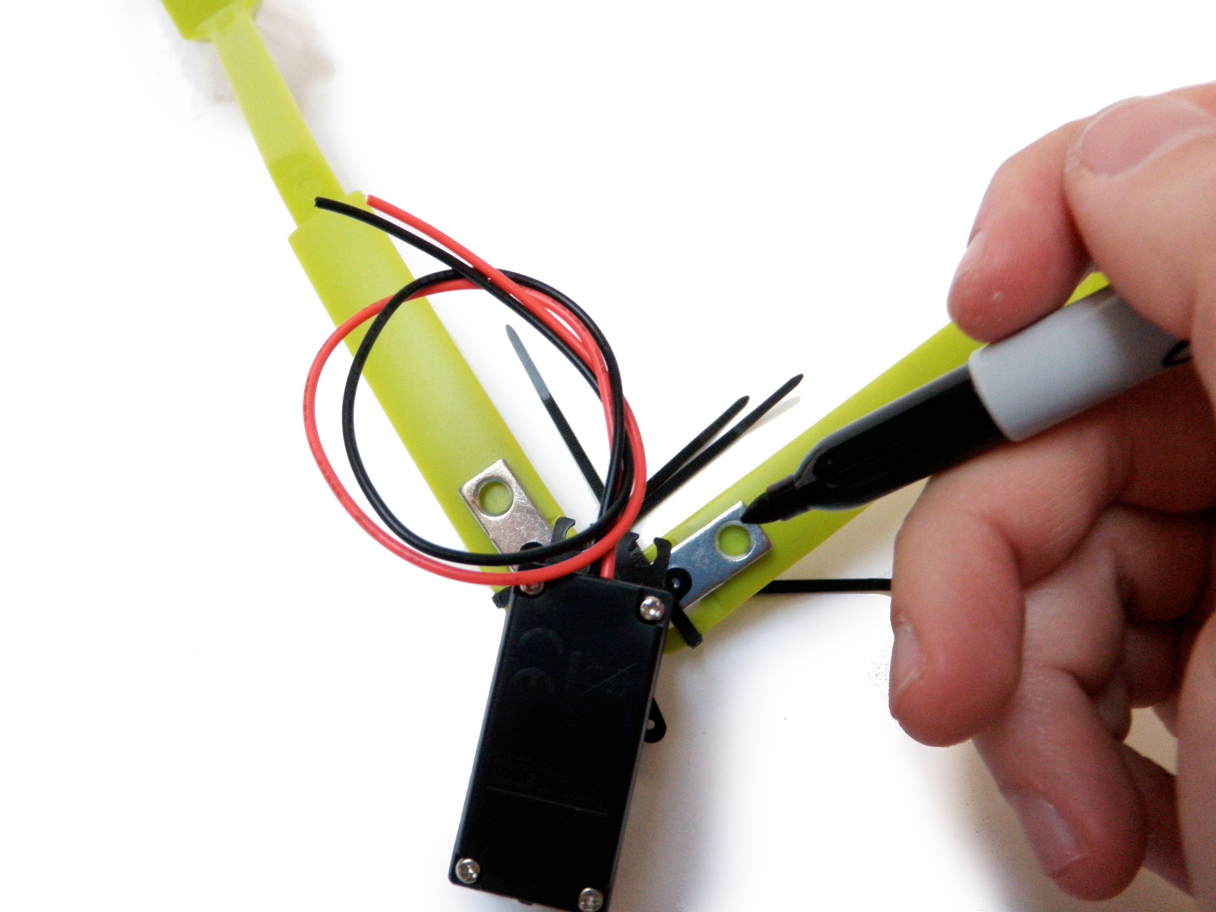 Simple Bots: Skitter : 20 Steps (with Pictures) - Instructables