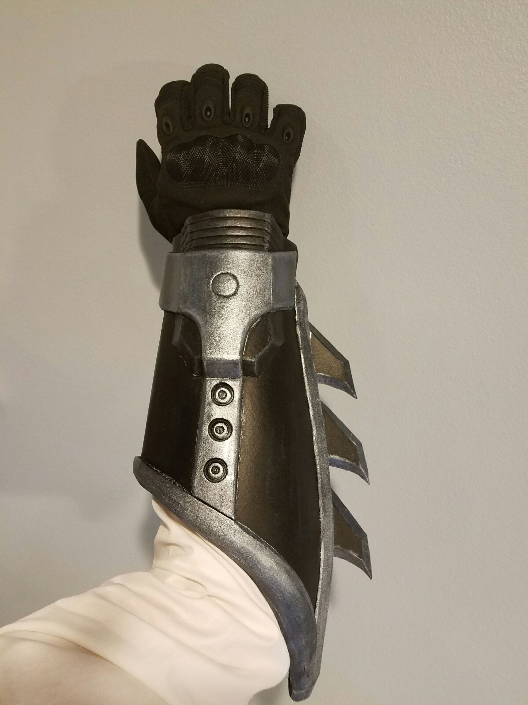 Batman Gauntlets : 7 Steps (with Pictures) - Instructables