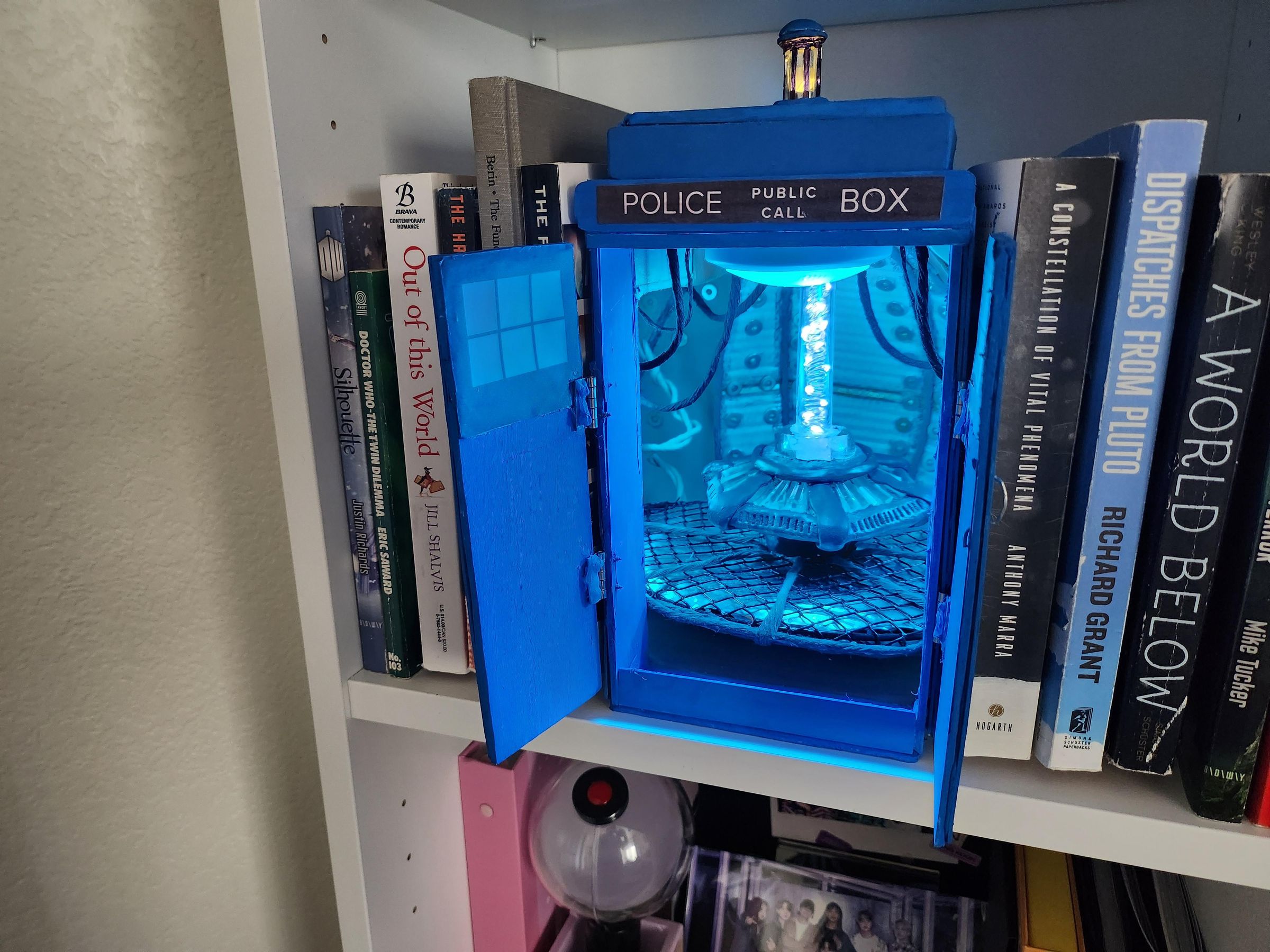 Doctor Who TARDIS Book Nook (That’s Bigger on the Inside!) : 7 Steps (with Pictures) - Instructables