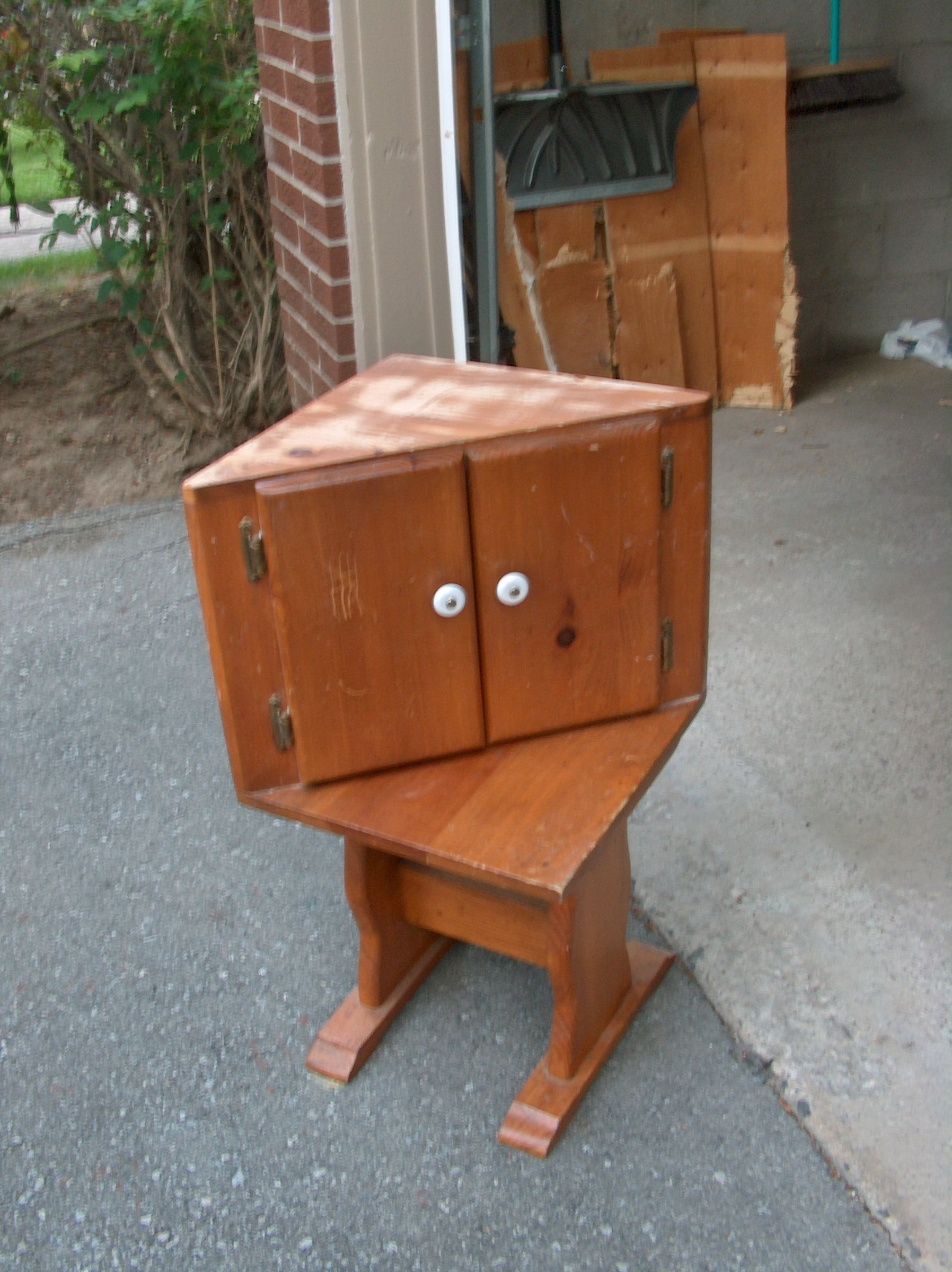 Refinishing a Wooden End Table : 4 Steps (with Pictures) - Instructables