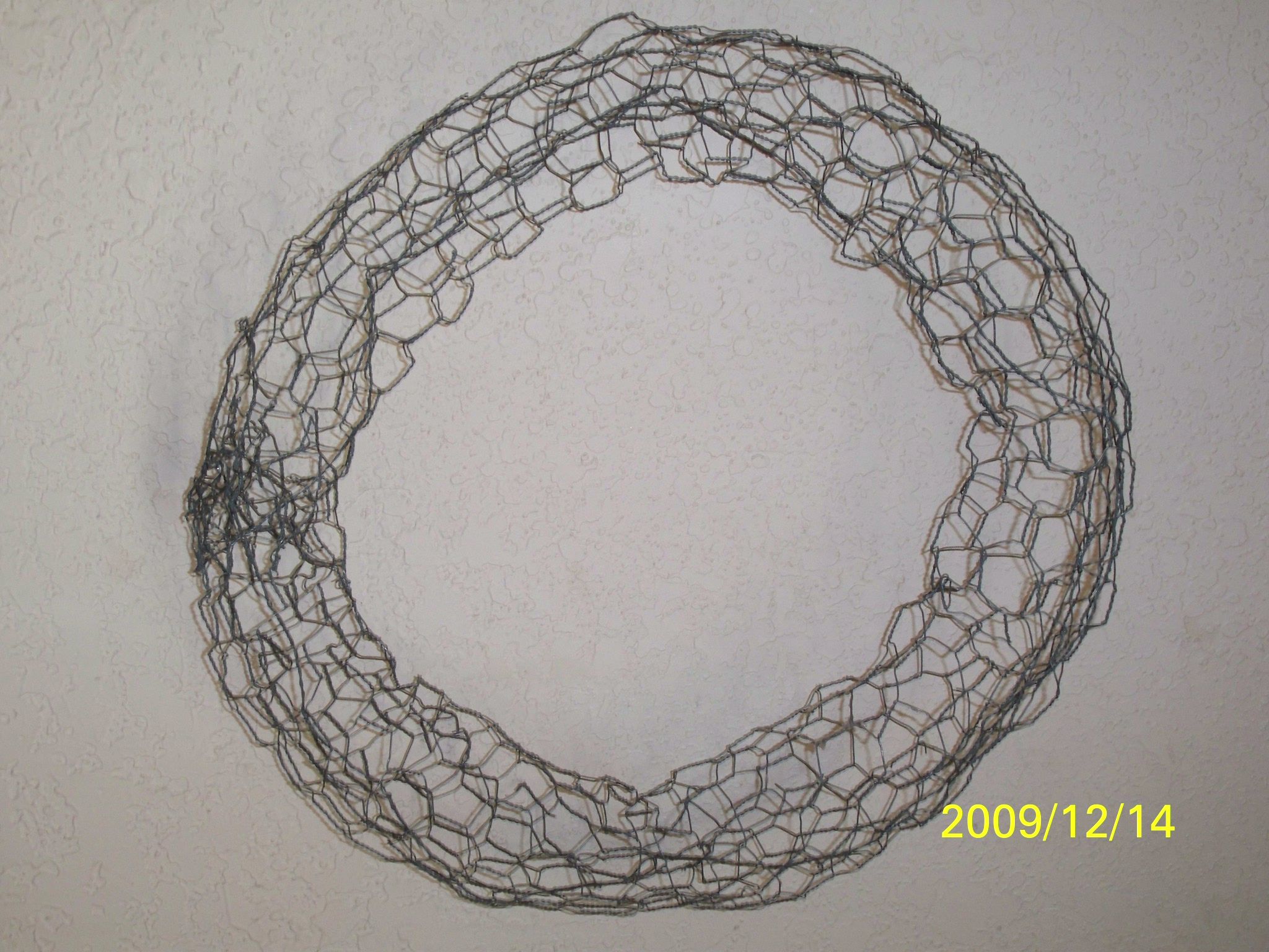 Homemade Wreath From Chicken Wire With Endless Possibilites! : 8 Steps ...