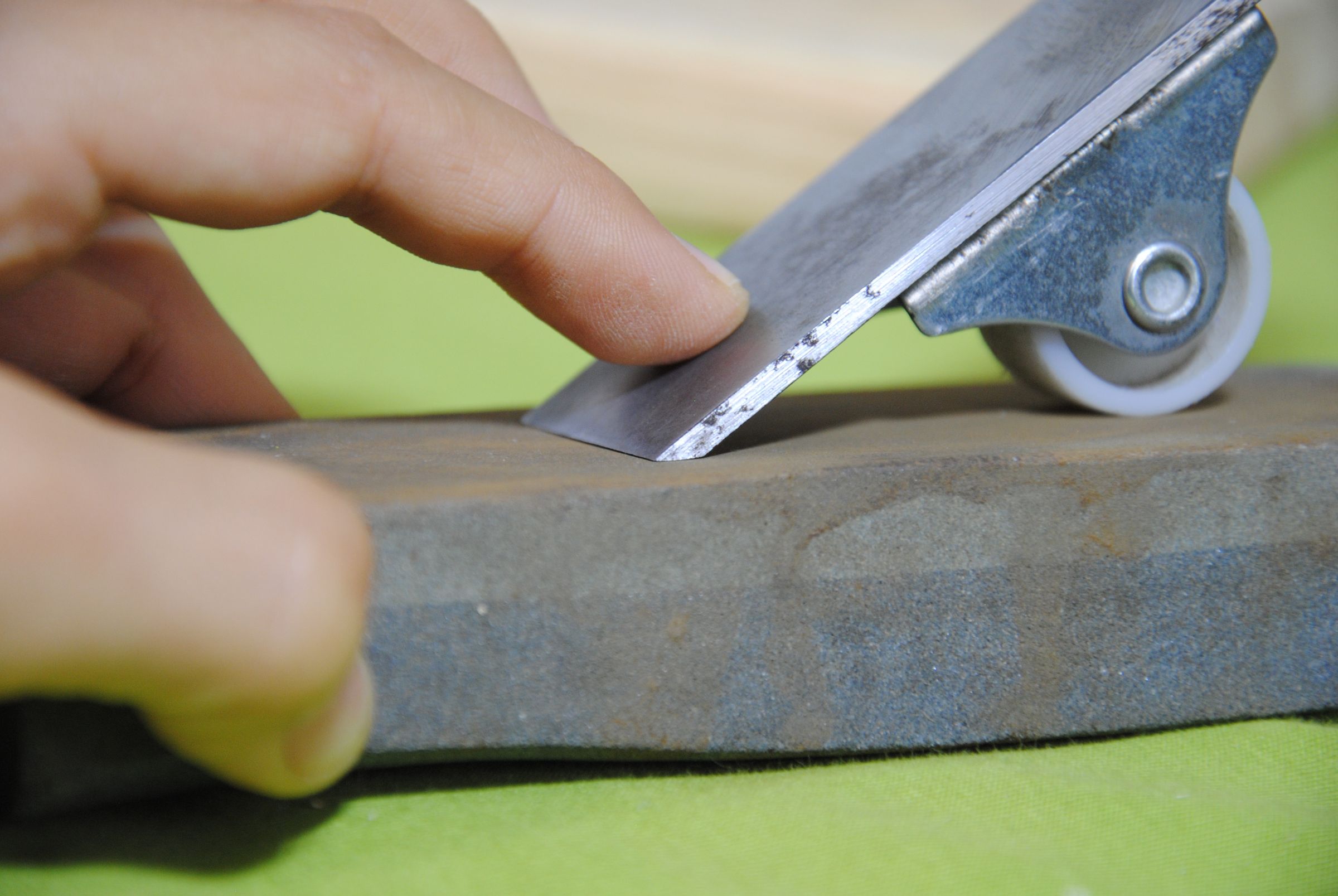 How to Make a Magnetic Honing Guide (For Sharpening Chisels & Hand ...