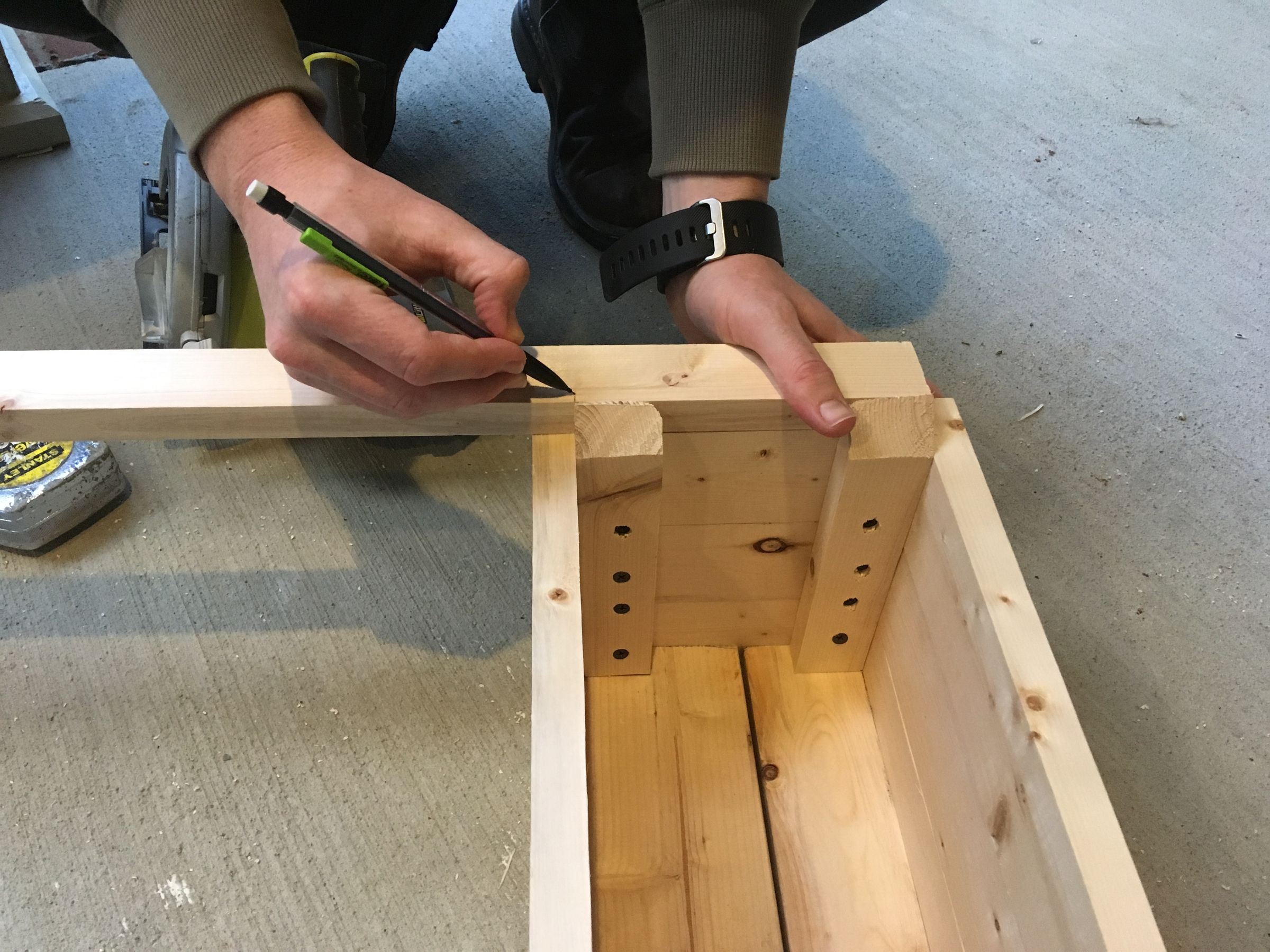Simple Rail-Clamped Planter Box : 19 Steps (with Pictures) - Instructables
