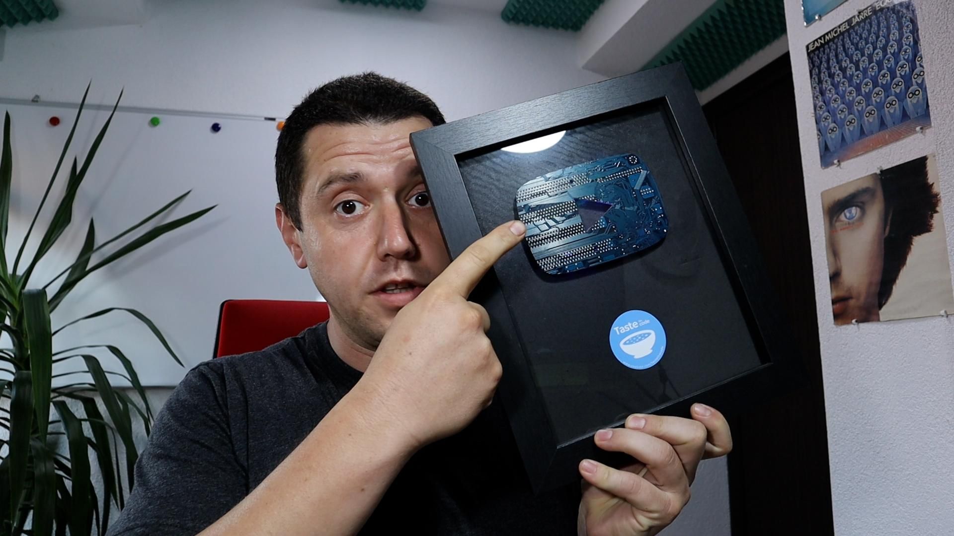 Play Button Award From Old Computer Motherboard : 9 Steps (with ...