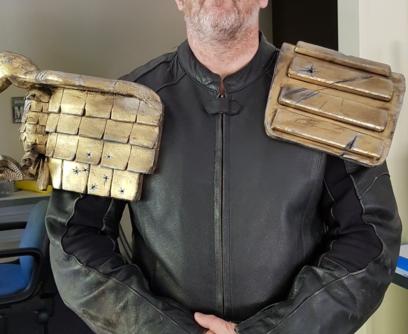 Judge Dredd Shoulder Armour : 3 Steps - Instructables