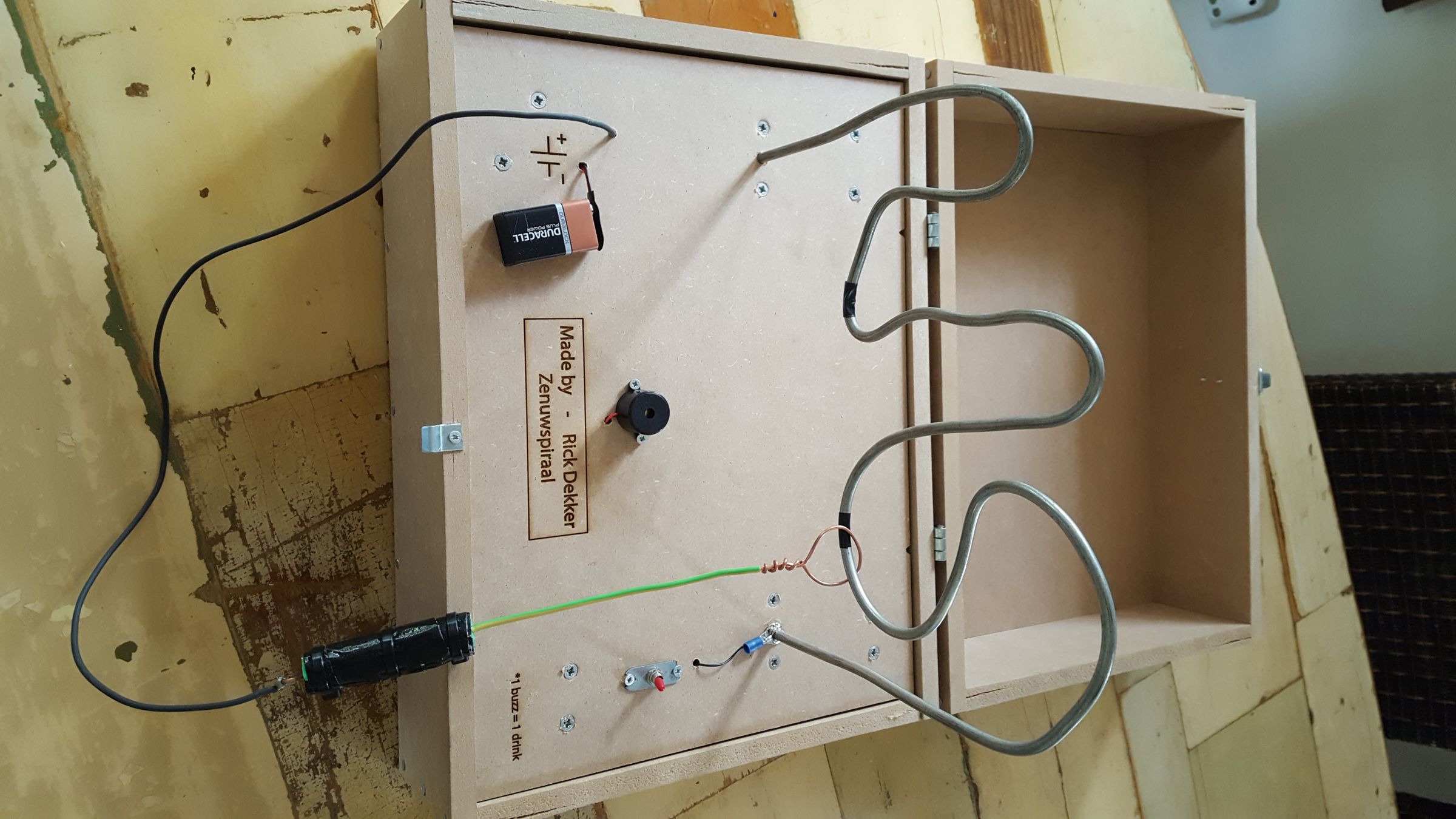 Zenuwspiraal Spel / Game (Nederlands) : 5 Steps - Instructables