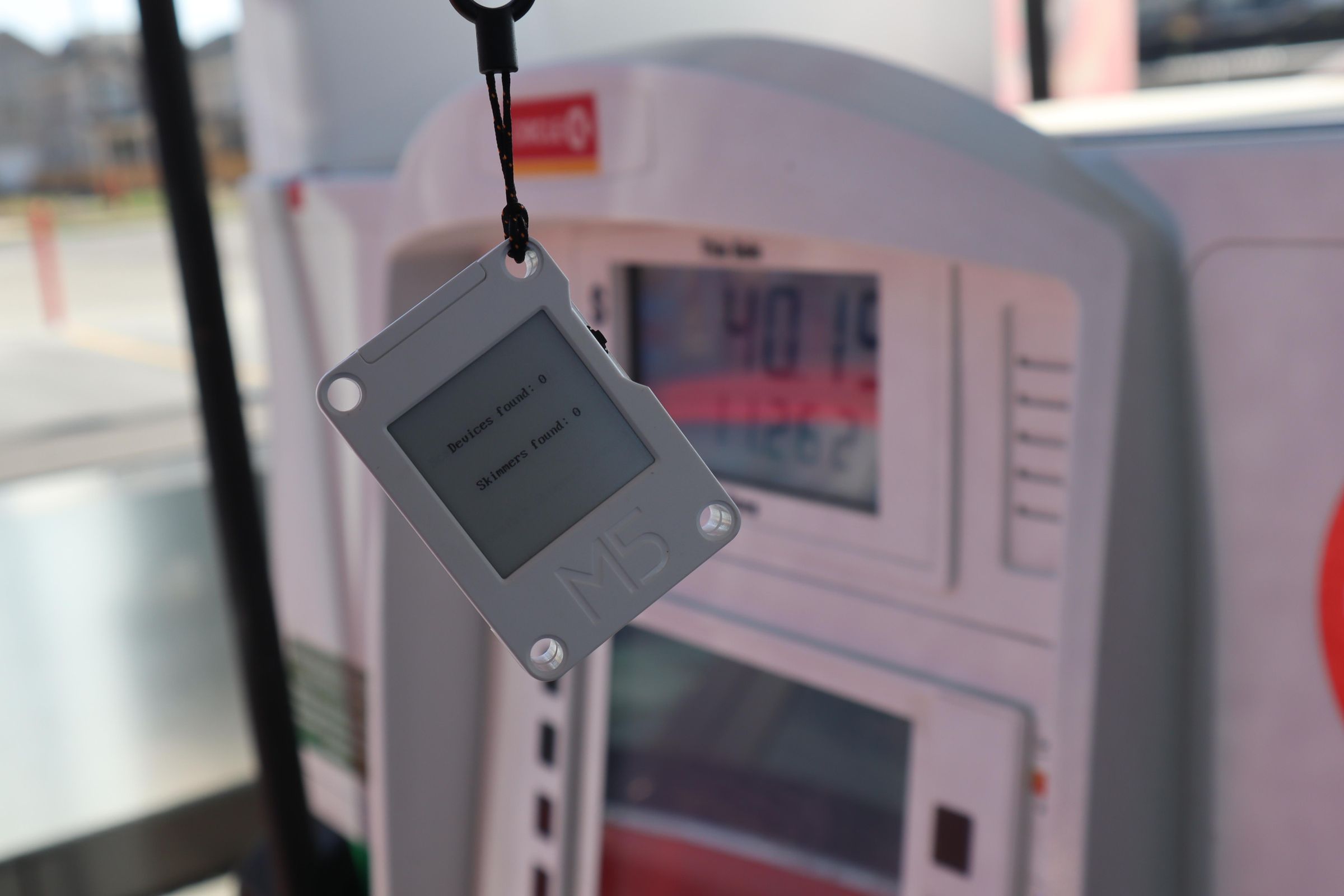 Making an E-ink ESP32 Credit Card Skimmer Detecting Keychain : 10 Steps ...