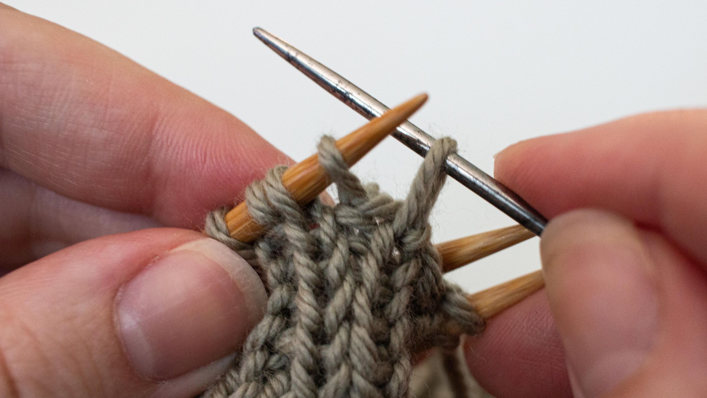 Ribbed Sewn Bind Off (in the Round) Knitting Tutorial : 13 Steps (with ...