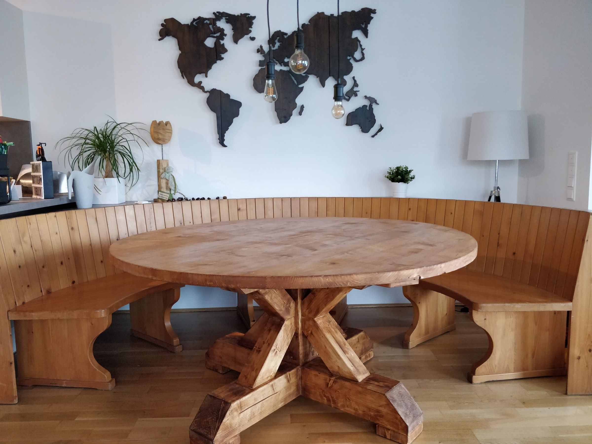 Rustic Round Farm House Table : 4 Steps - Instructables
