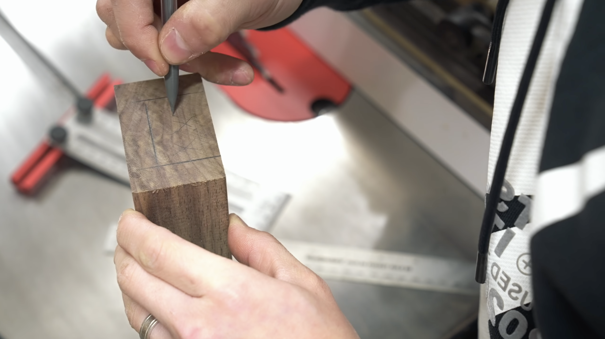 A Minimalist Workspace With This Simple DIY : 6 Steps (with Pictures ...