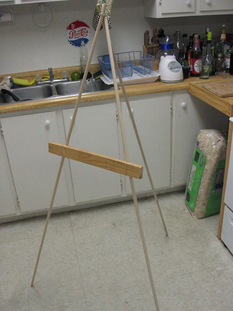 Simple and Cheap Art Stand/Easel : 4 Steps - Instructables