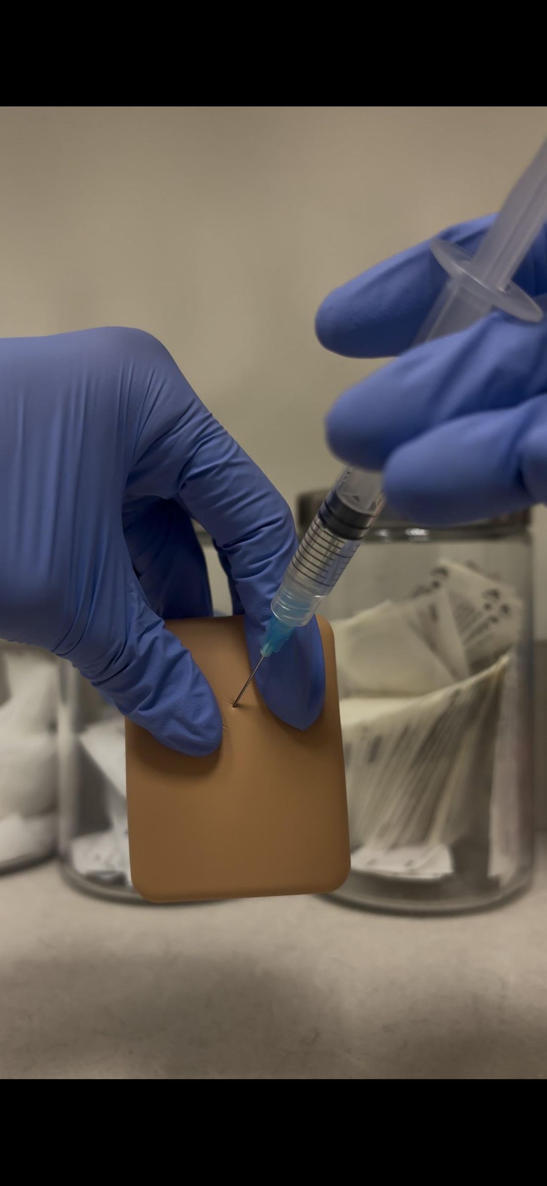 Administering an IM (intramuscular) Injection : 9 Steps - Instructables