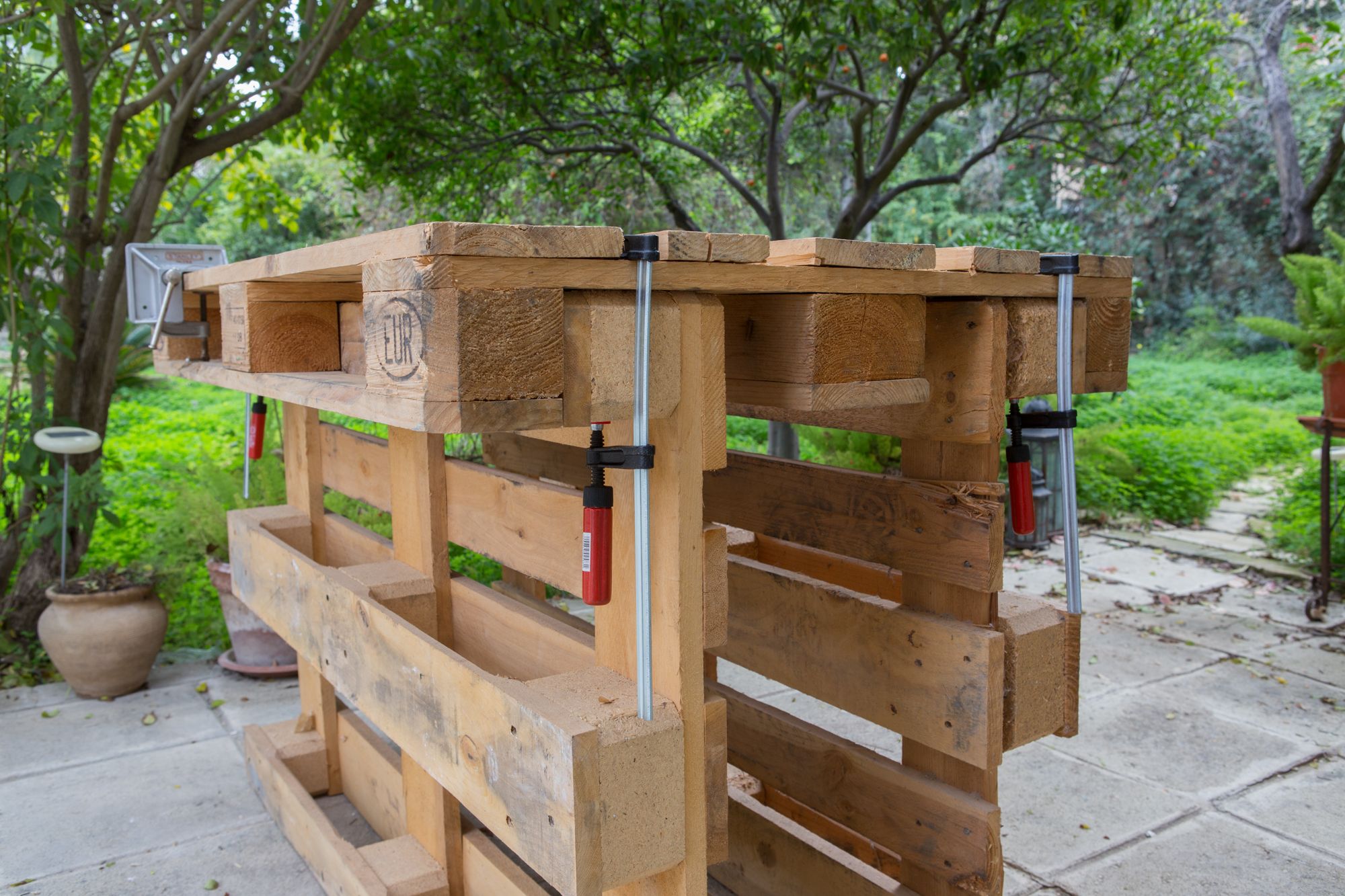 Workbench Made With 3 Pallets, No Tools, No Nails, No Screws ...