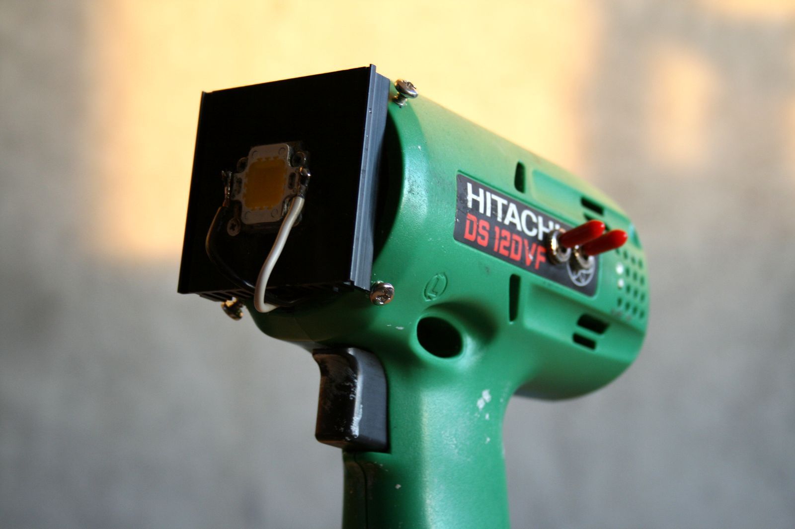 Transformation of Malfunctioning Power Tool Into LED Lamp : 3 Steps ...