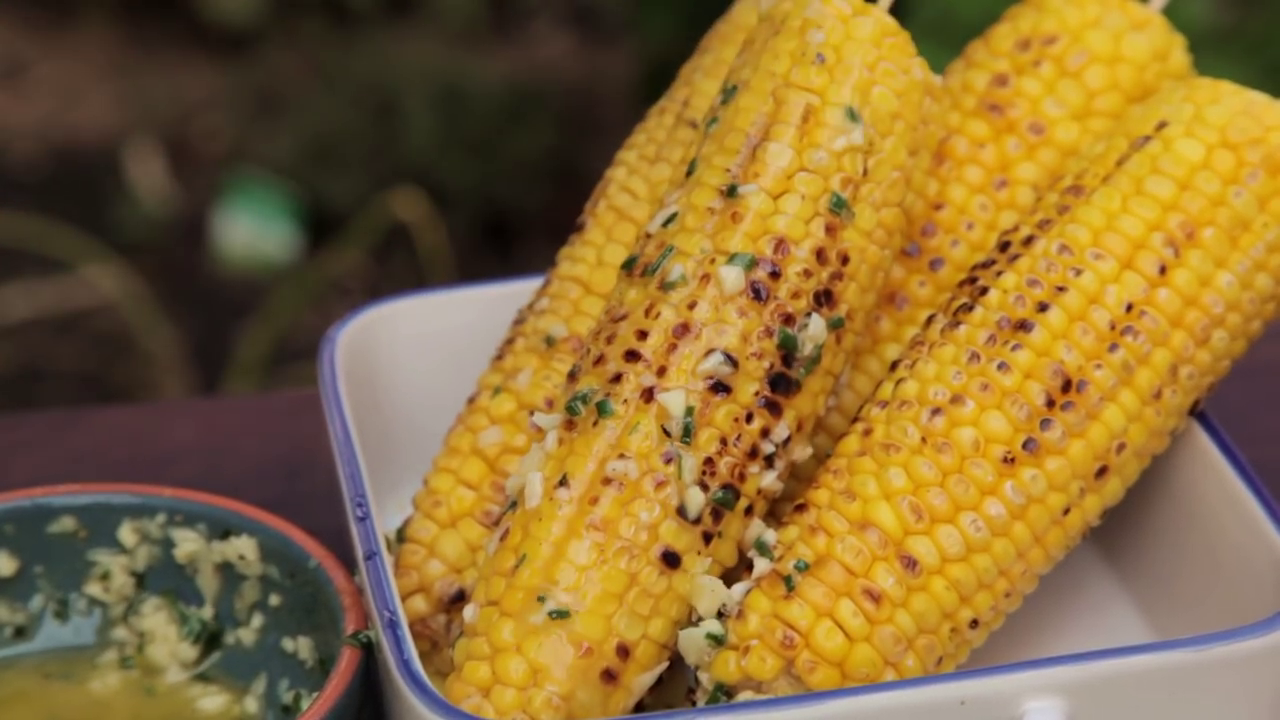 How to Easily Peel Corn on the Cob (Grilled Corn and Garlic Butter ...