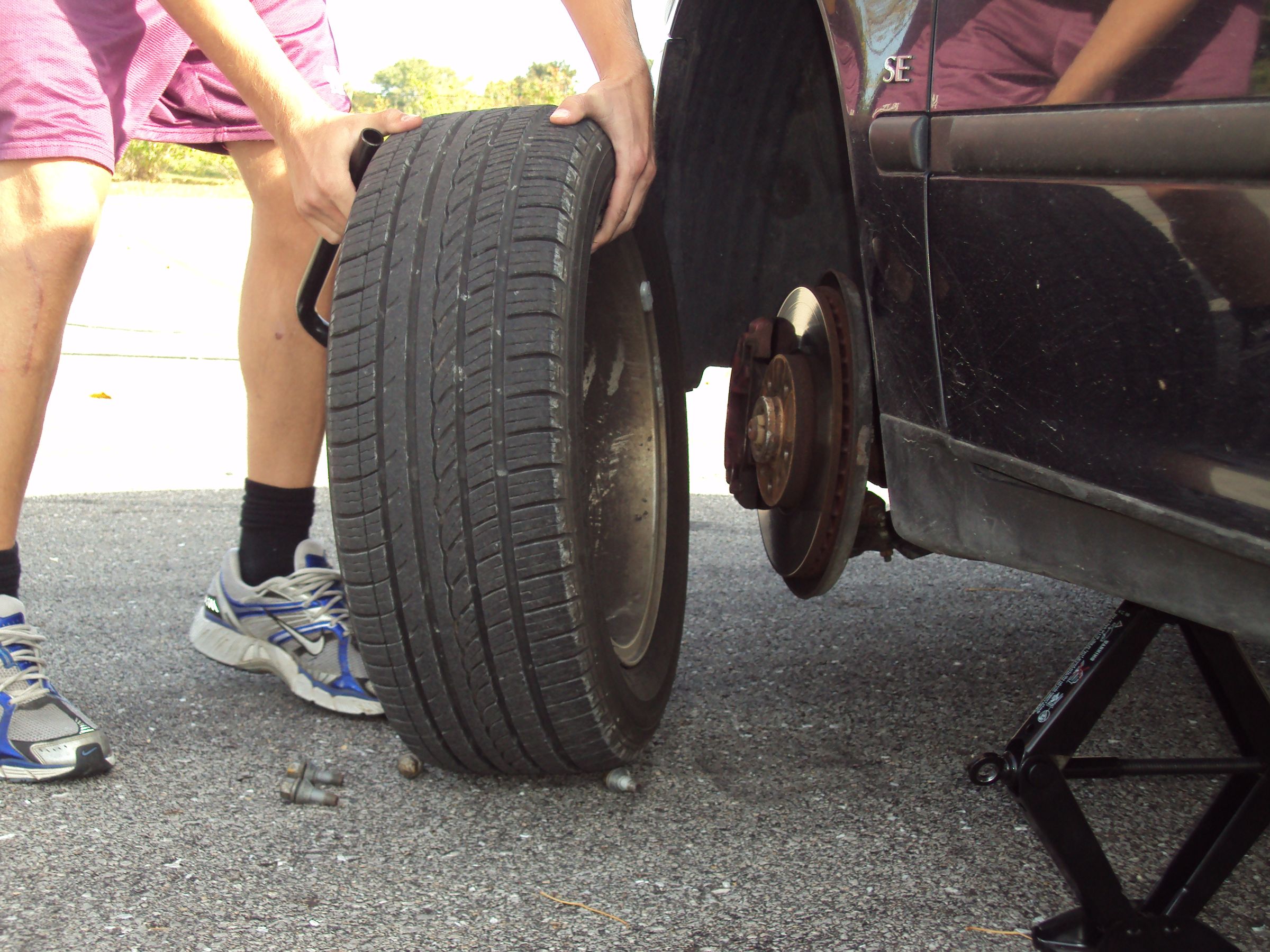 Changing a Flat Tire : 6 Steps - Instructables
