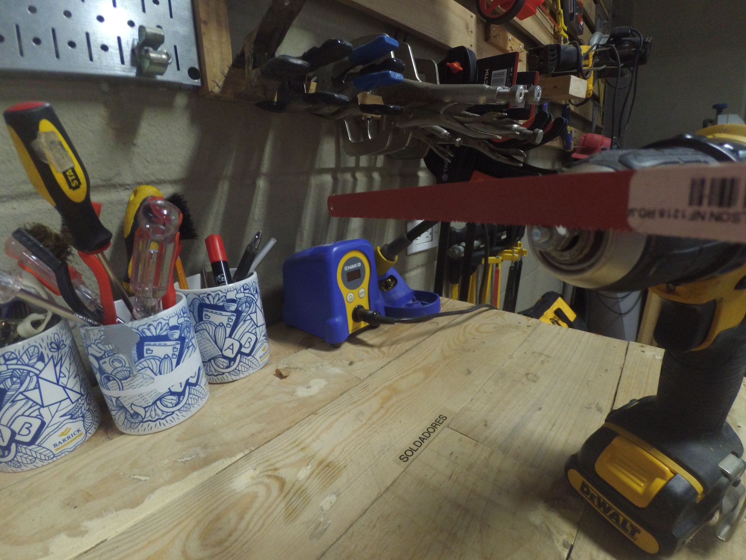 How to Cut Easily a Screw : 4 Steps - Instructables