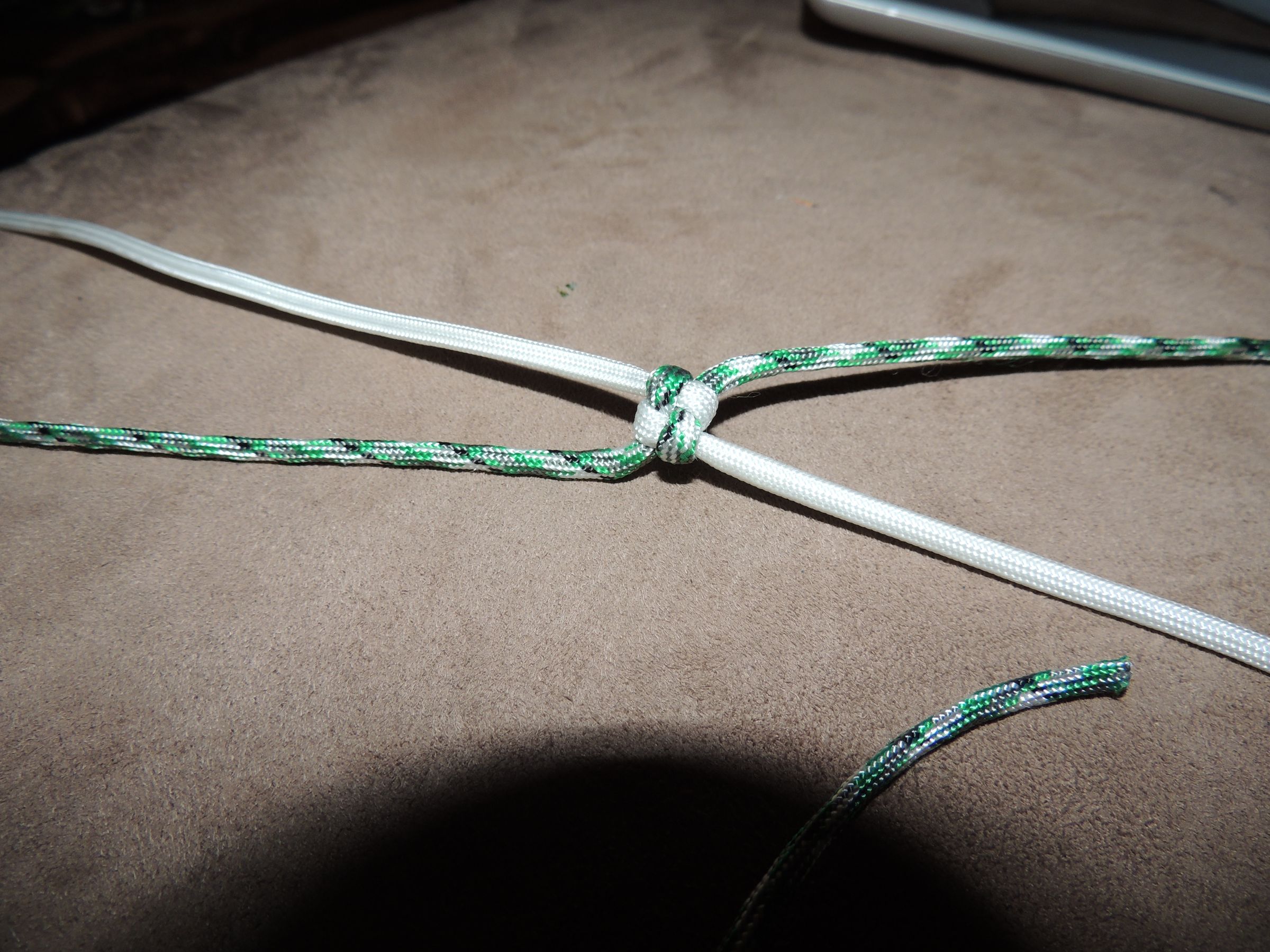 Paracord Cross (Square Braid) : 10 Steps - Instructables